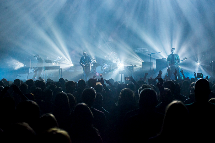 Indie rock concert photography magazine. Pictures of Editors in concert