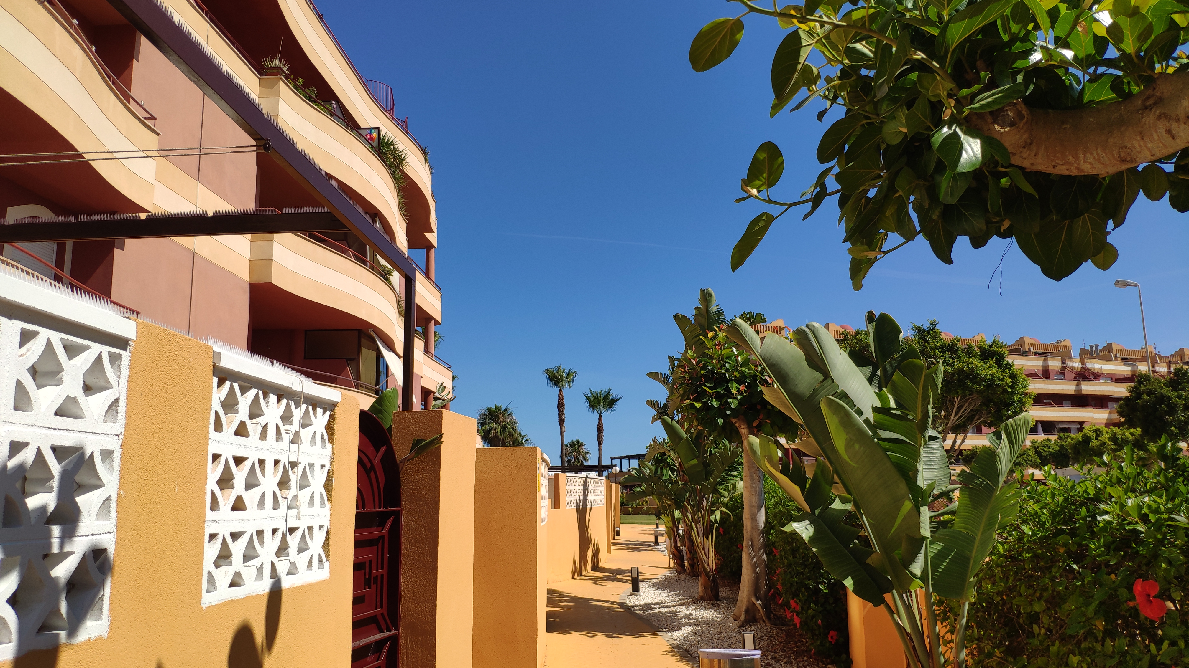 Apartamento De Dos Dormitorios Y Dos Baños Con Piscina - Roquetas de Mar