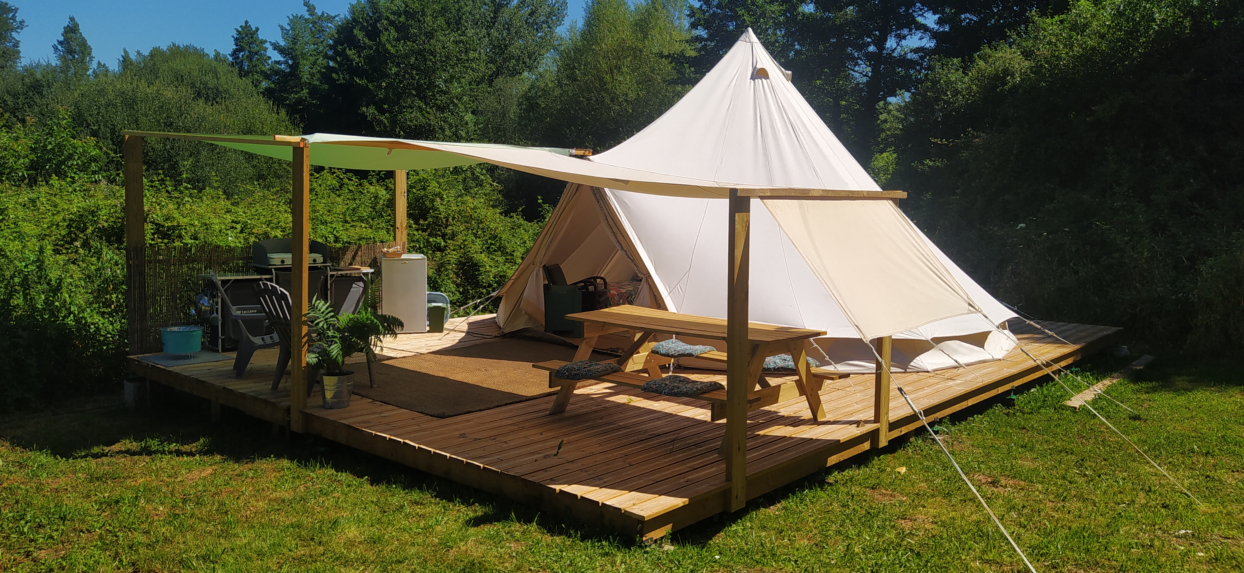 Détendez-vous Dans La Nature – Votre Tente Cloche Confortable Et Entièrement Meublée Vous Attend ! - Limousin