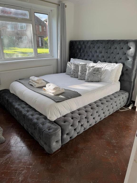 Cosy 2-bed Maisonette With Private Garage In Wembley - Londra