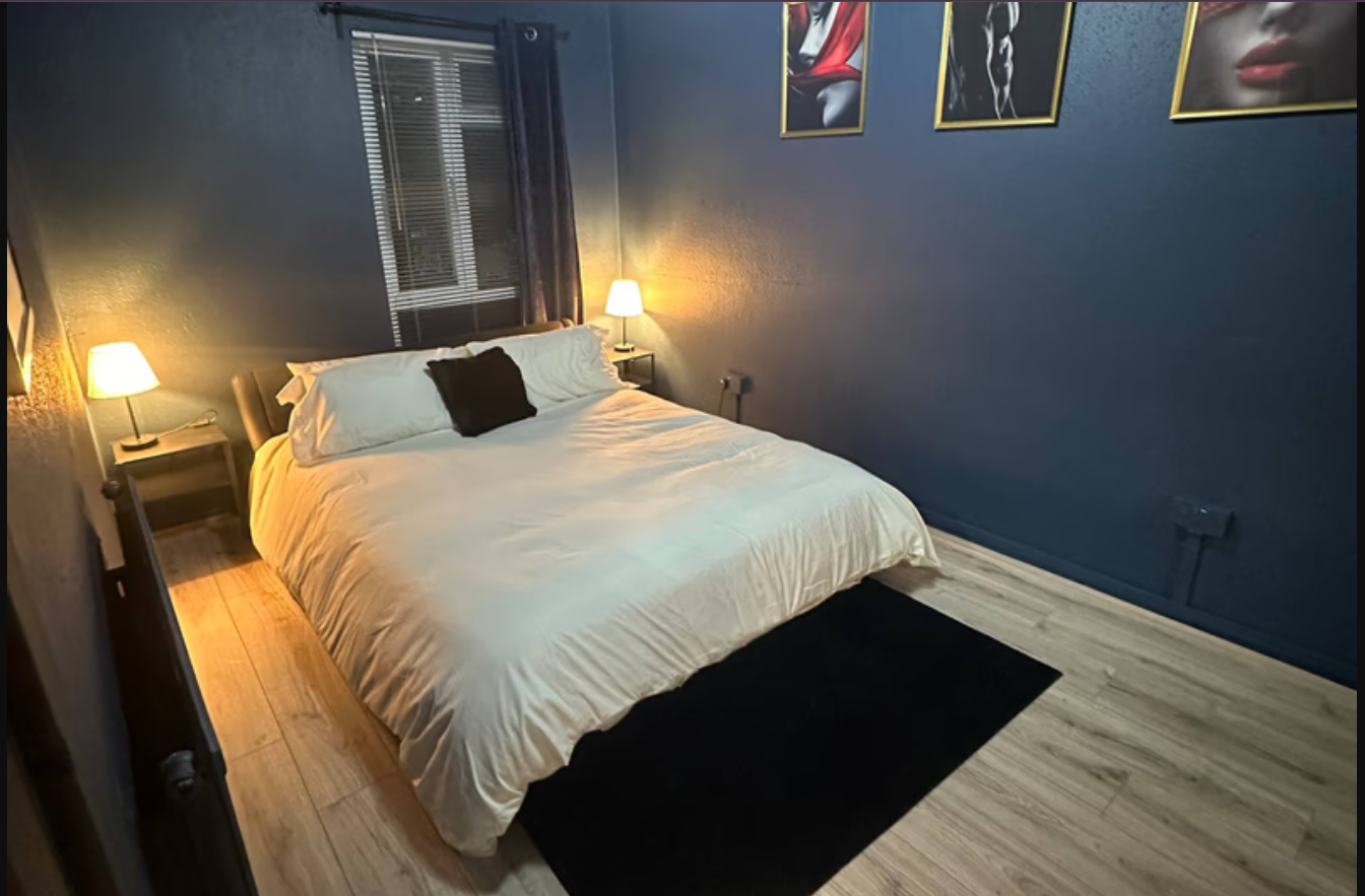 A Discreet & Elegant Play Space For Couples - Crawley