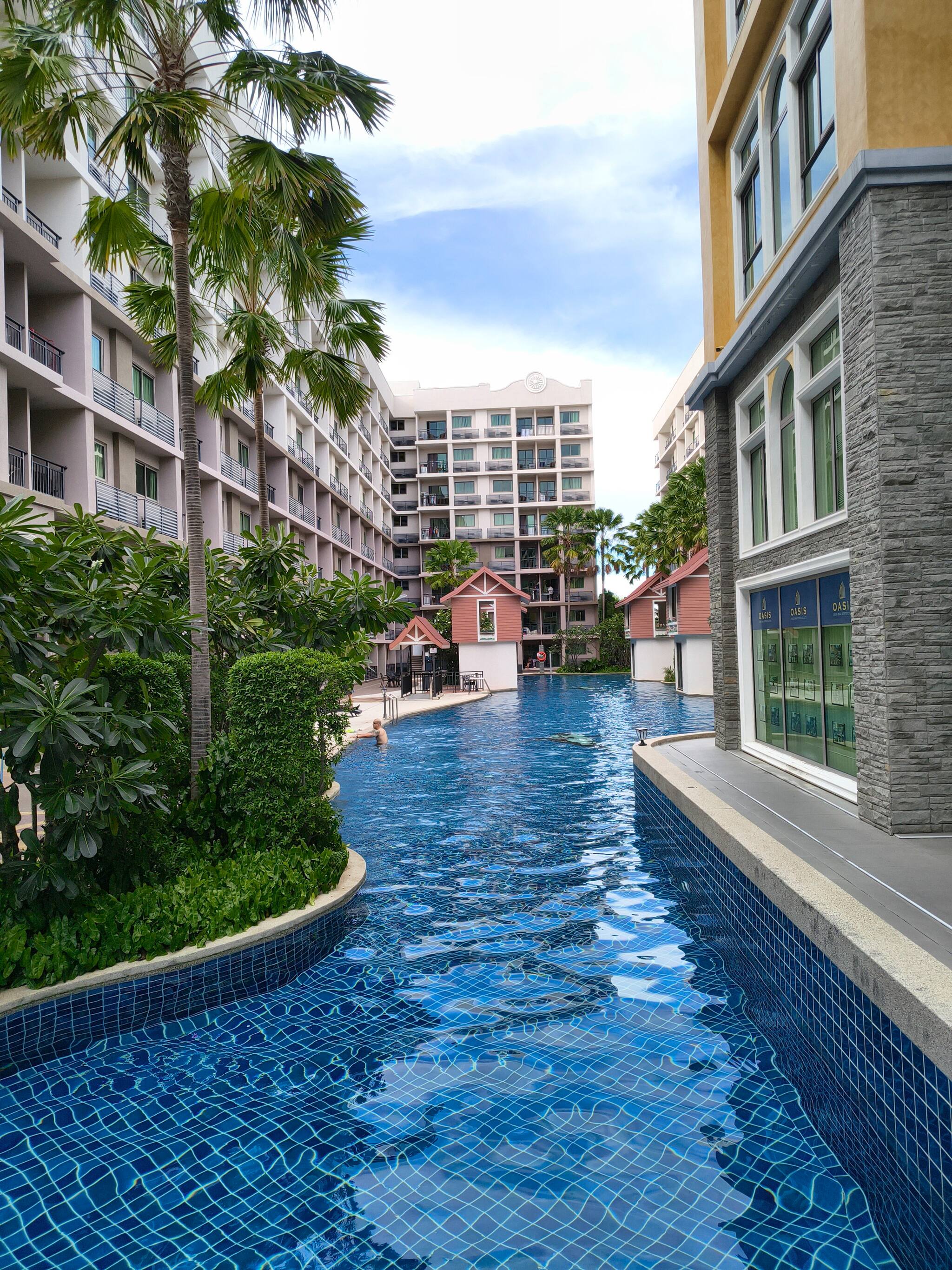Luxurious Pattaya Apartment With Pool Access - Pattaya City
