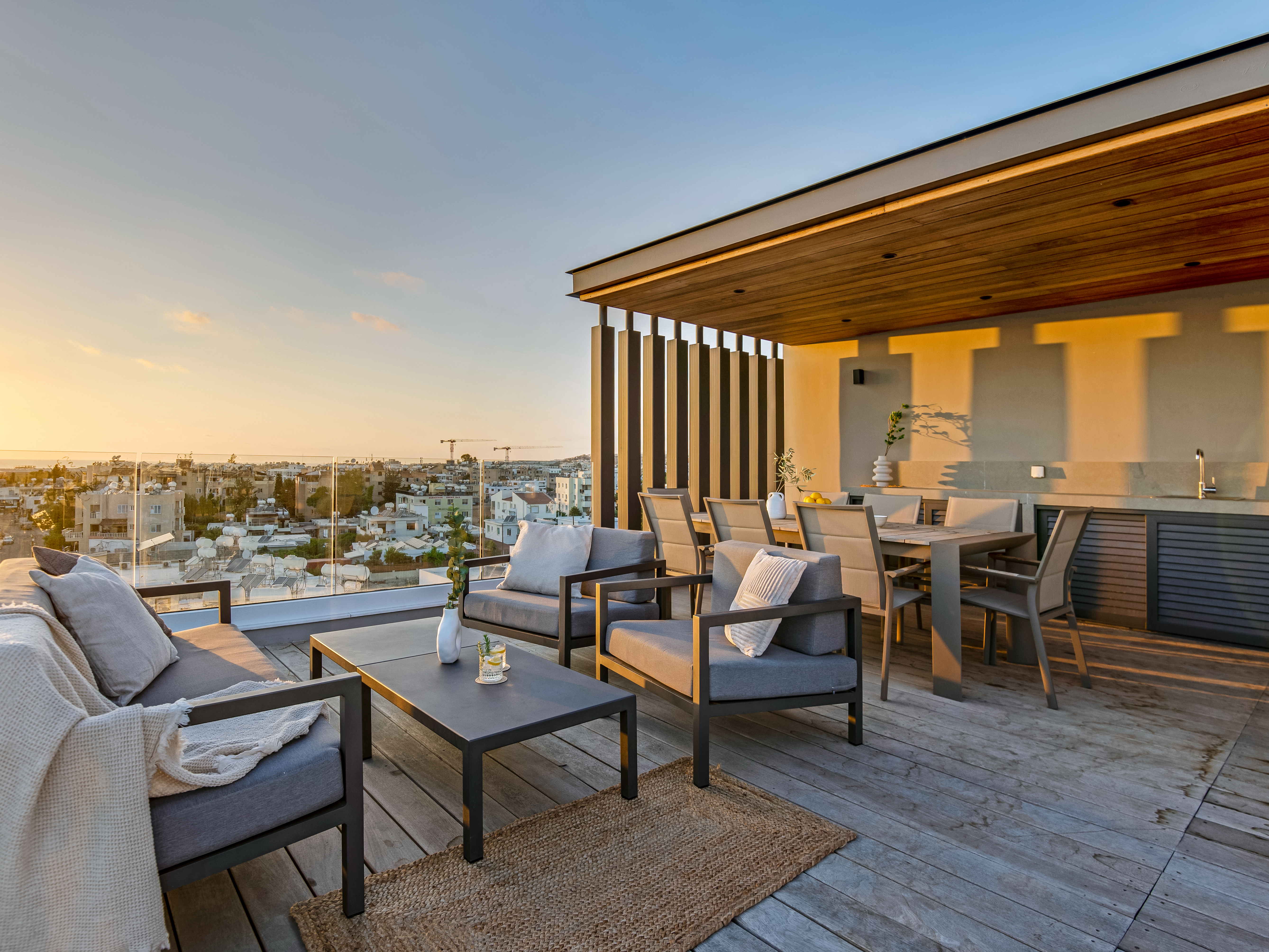 Sanders Olive - Chic 3-bdr Apt With Shared Pool - Kato Paphos