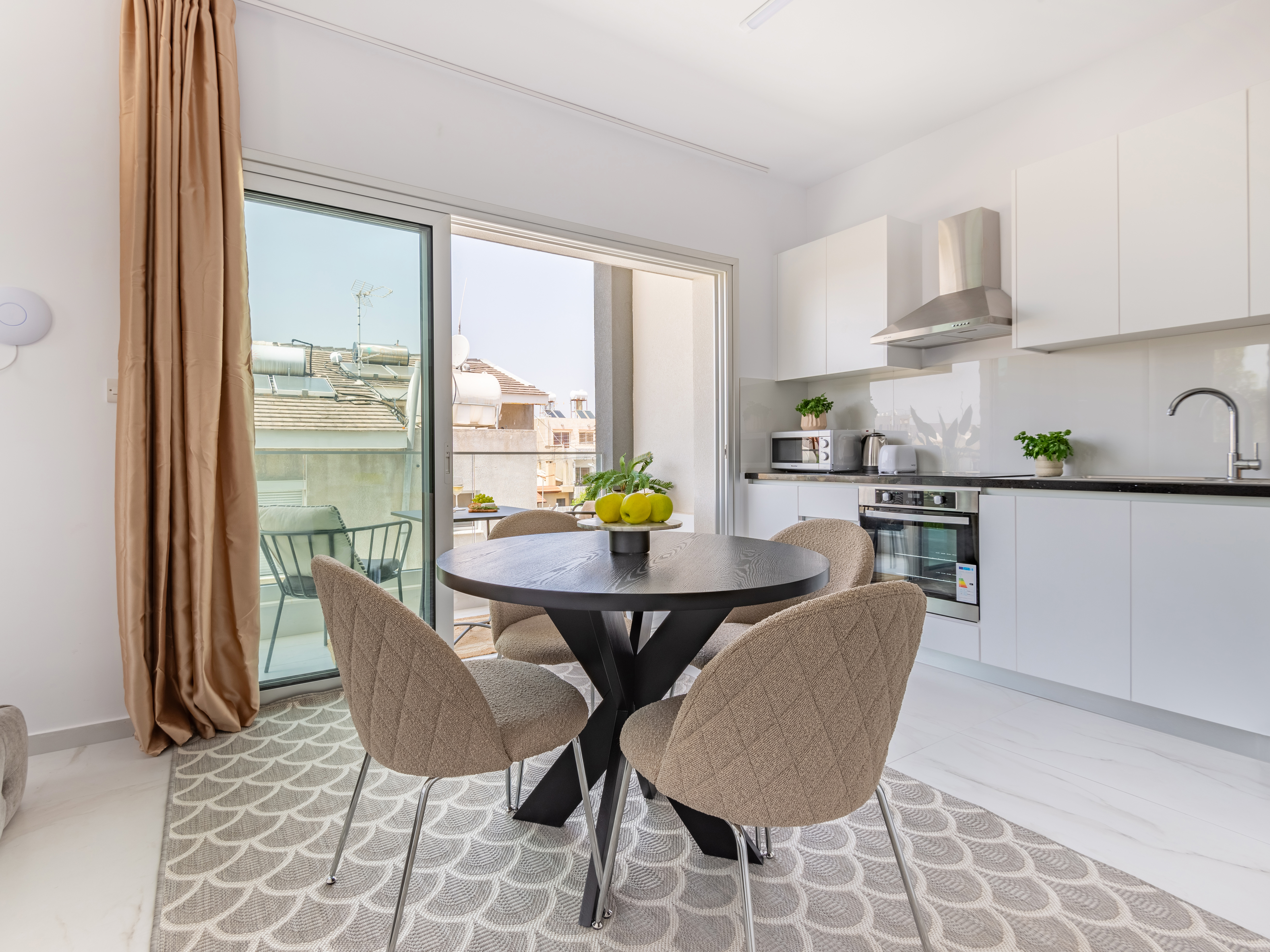 Sanders Cruise - Spacious Studio Apt With Balcony - Лимассол