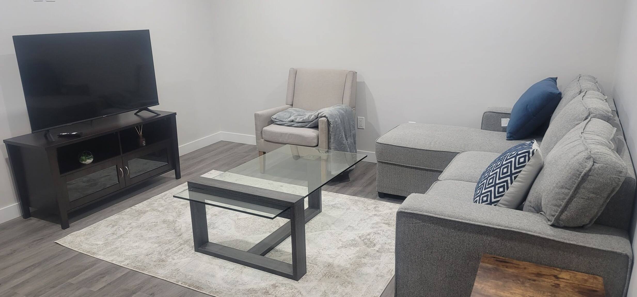 A Cozy Home Away From Home At South East Calgary - Alberta