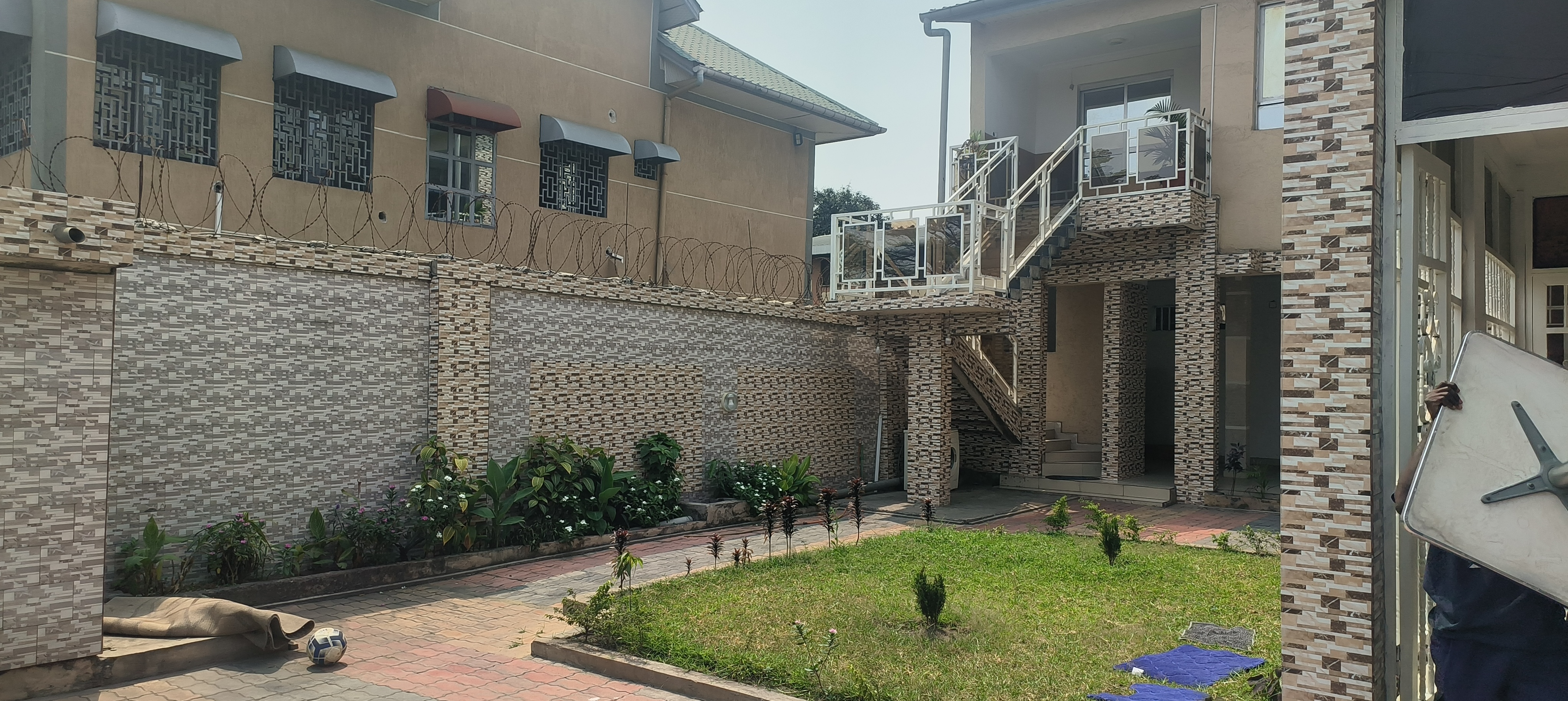 Serene 5-bedroom Apartment  In Kinshasa's 10ème Rue Limete-résidentiel - Kinshasa