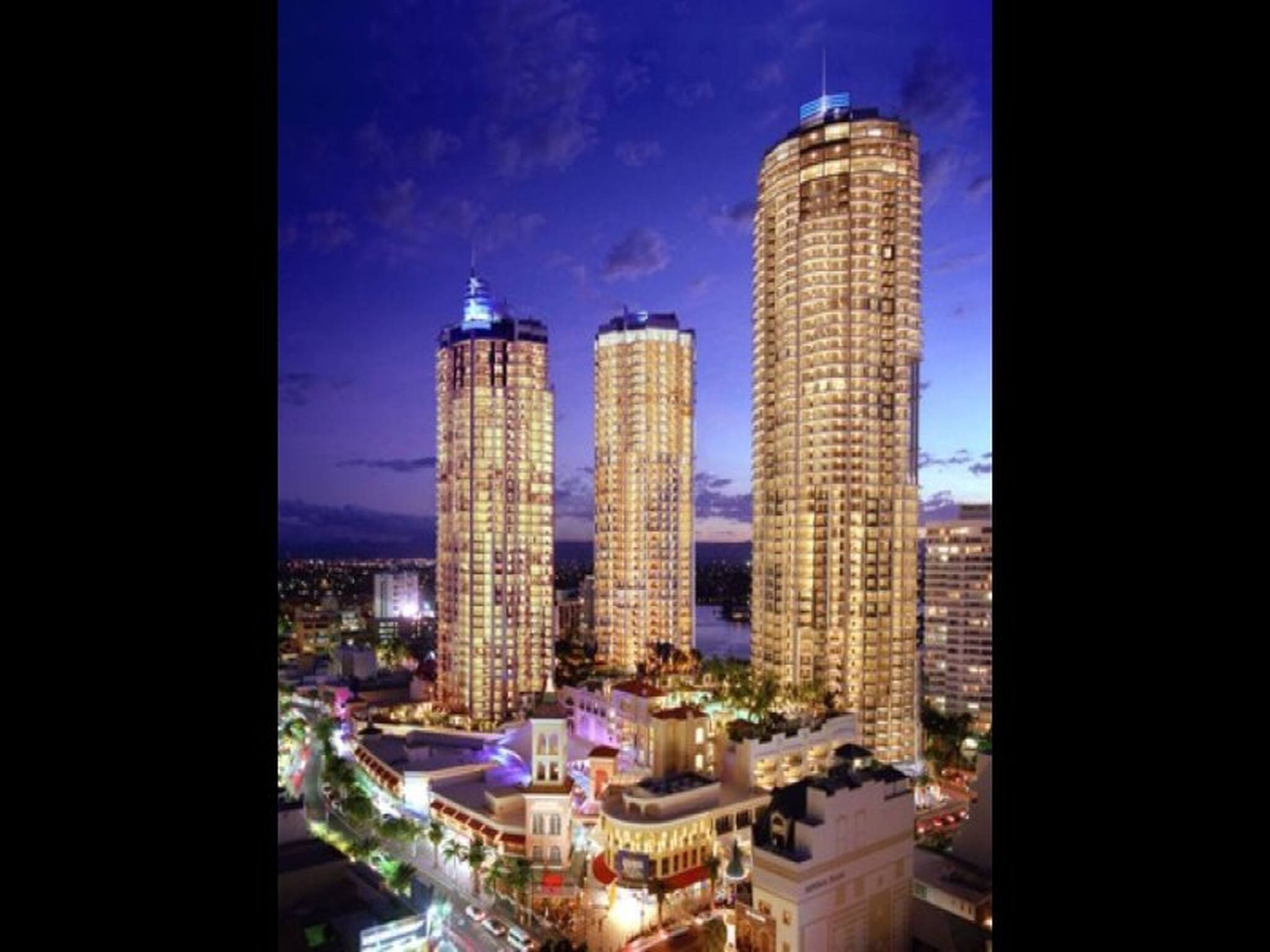Luxurious Surfers Paradise Apartment With Resort-style Living - Surfers Paradise