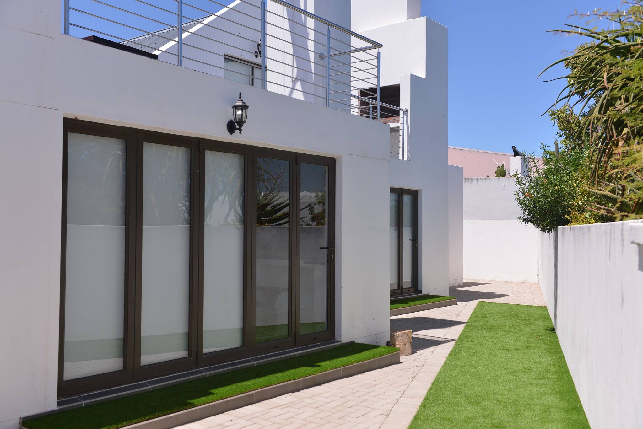 Pelican Cove Is A Modern 4-bedroom Holiday Home In Langebaan With Some Sea Views - ランゲバーン