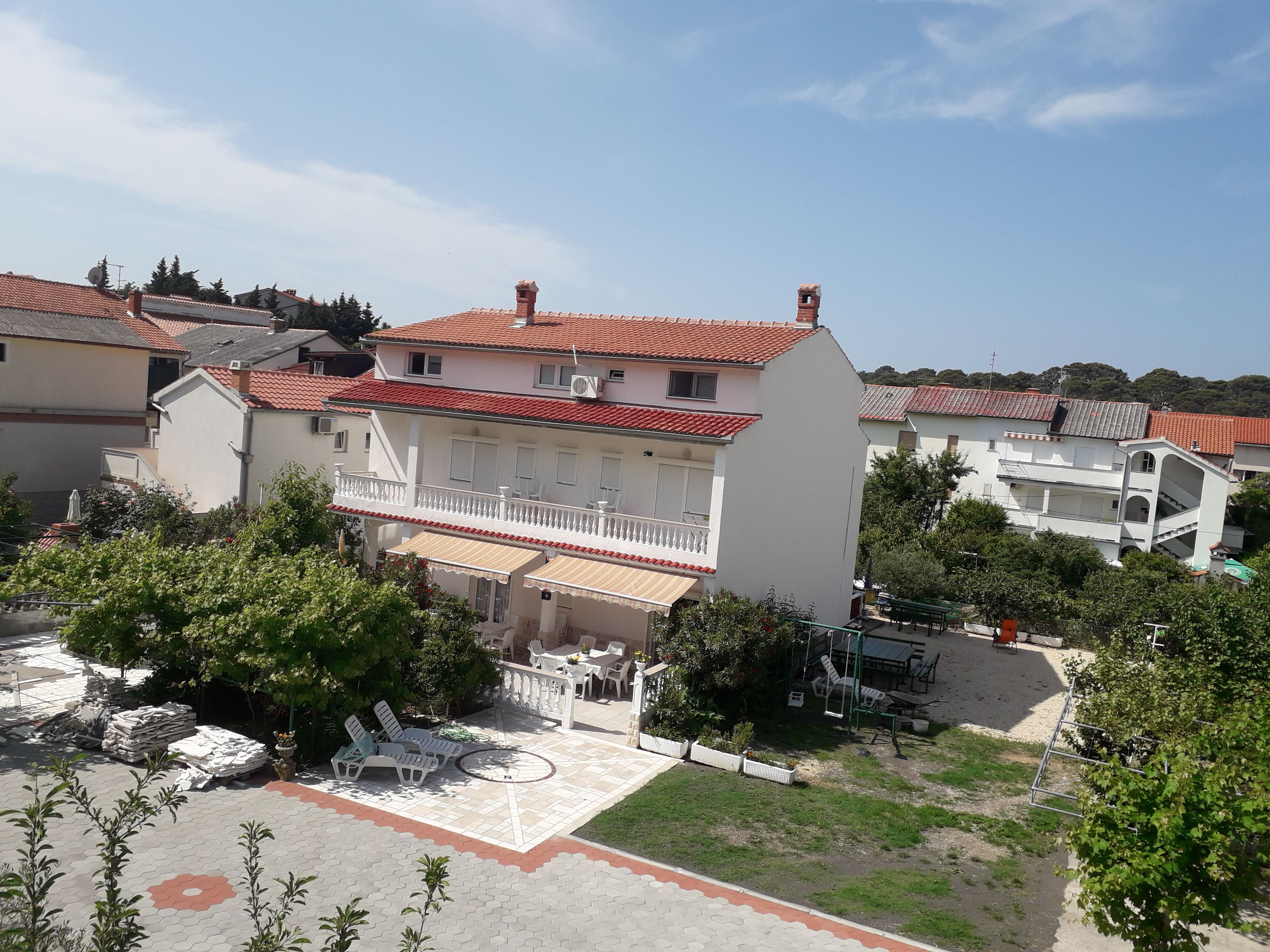 Die Komfortable, Klimatisierte Ferienwohnung Ist 110 M² Groß Und Liegt Im 1og - Rab