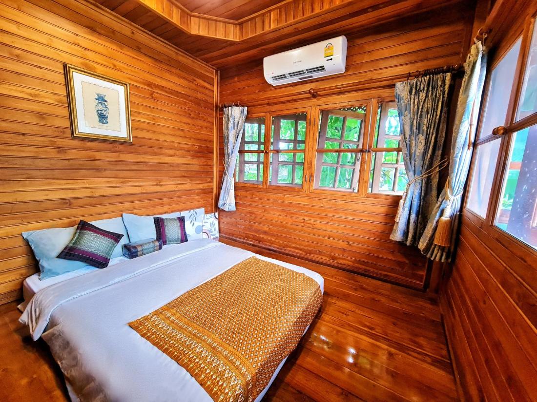 Wooden Queen-size Bedroom In The Wooden House - Bangkok