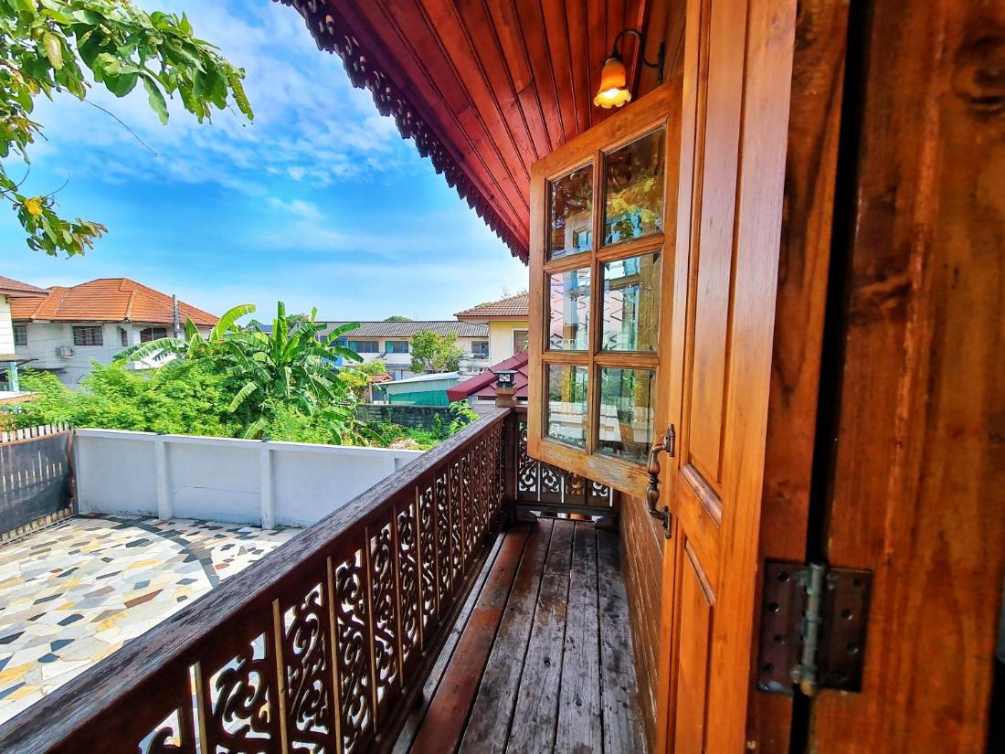 2 Bedrooms In A 300 Years Old Wooden House Bangkok - Bangkok