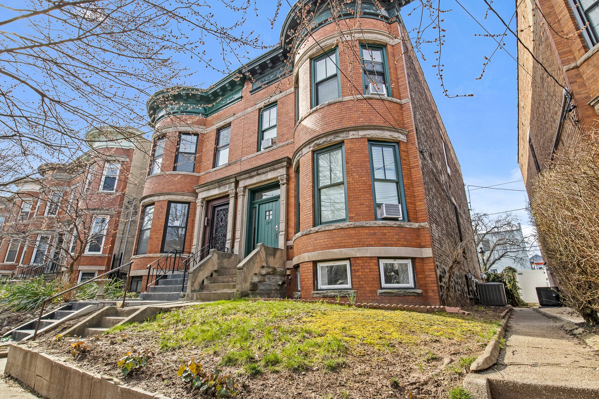 Beautiful Green-door Brownstone - Secaucus