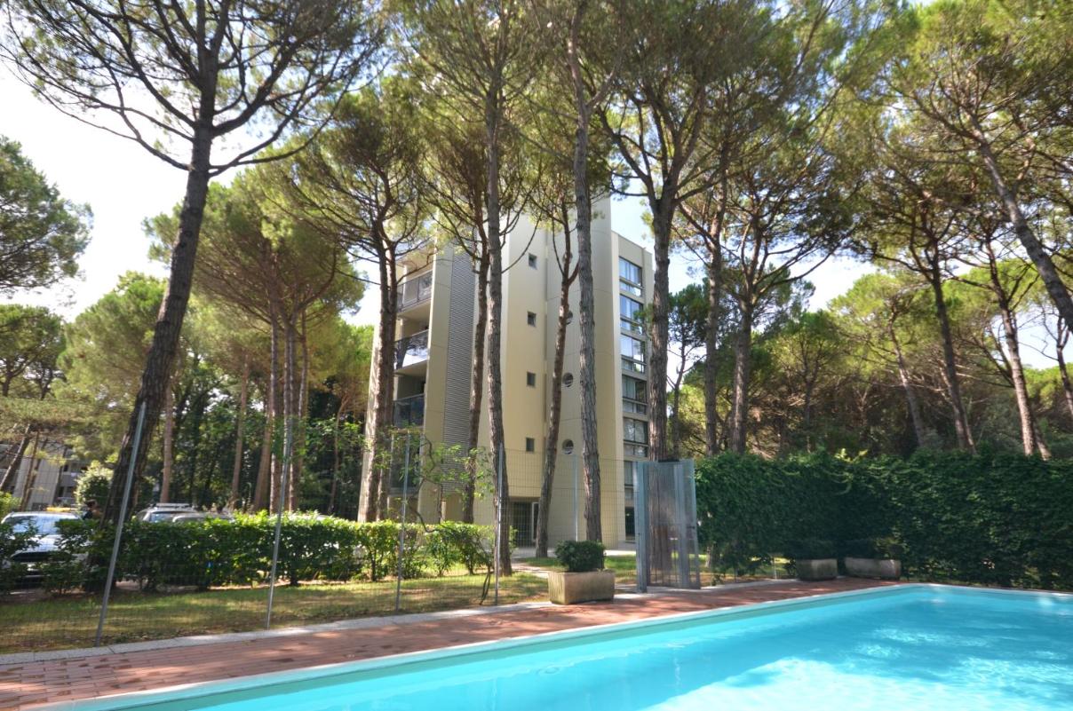 Entspannendes Ferienhaus, Umgeben Von Grünen Kiefern - Bibione Pineda