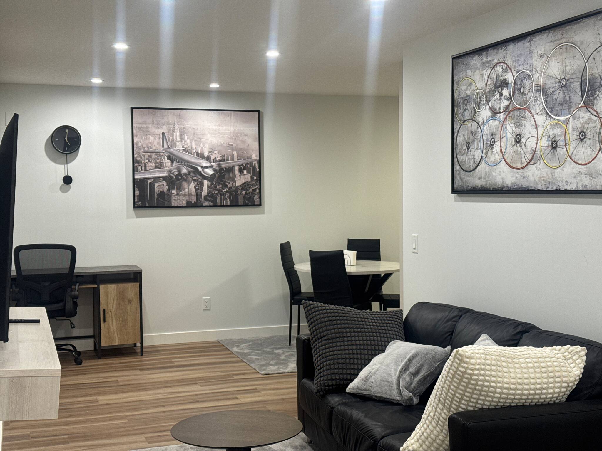 Modern Calgary Stay , Free Parking, Fast Wi-fi - 알버타