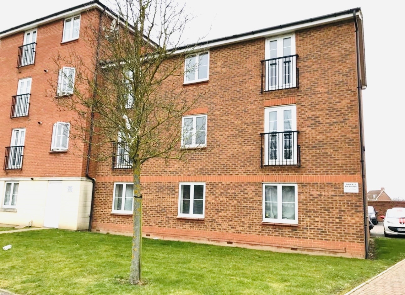 2 Double Bed Flat, En-suite, Top Floor, With Private Parking - University of Hertfordshire