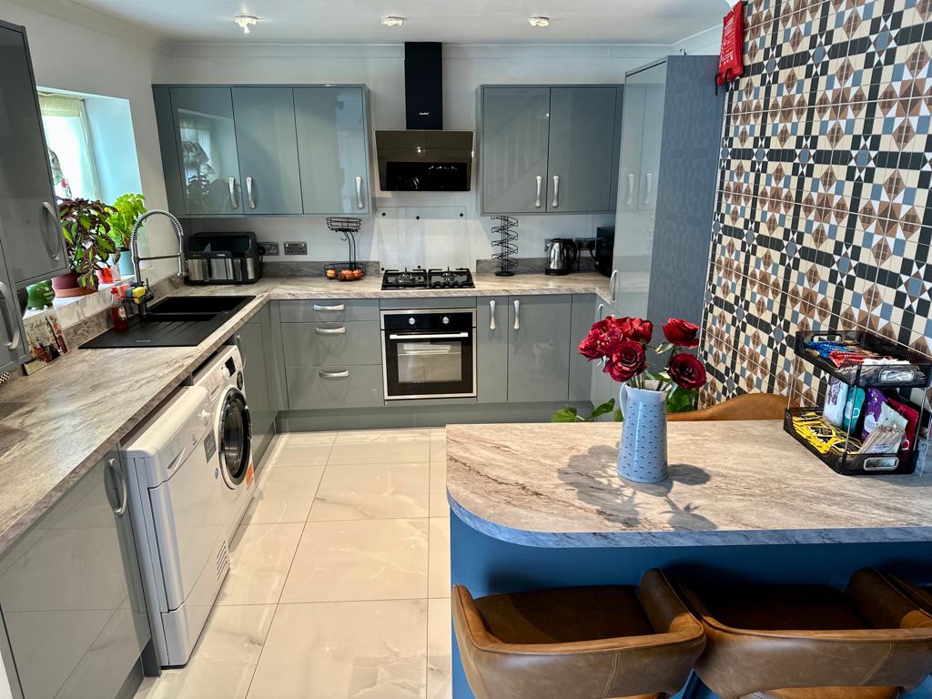 4 Bed Masonette With Garden - 런던