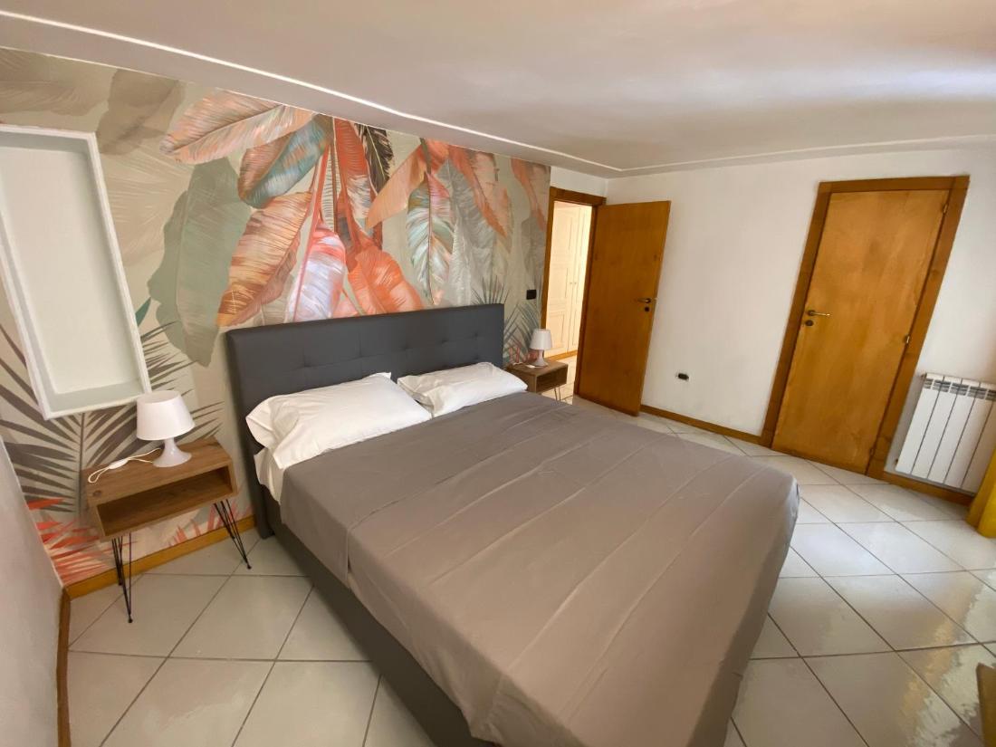 Dimora Tribunali In The Heart Of Historical Center And 300 Mt From Metro - Naples