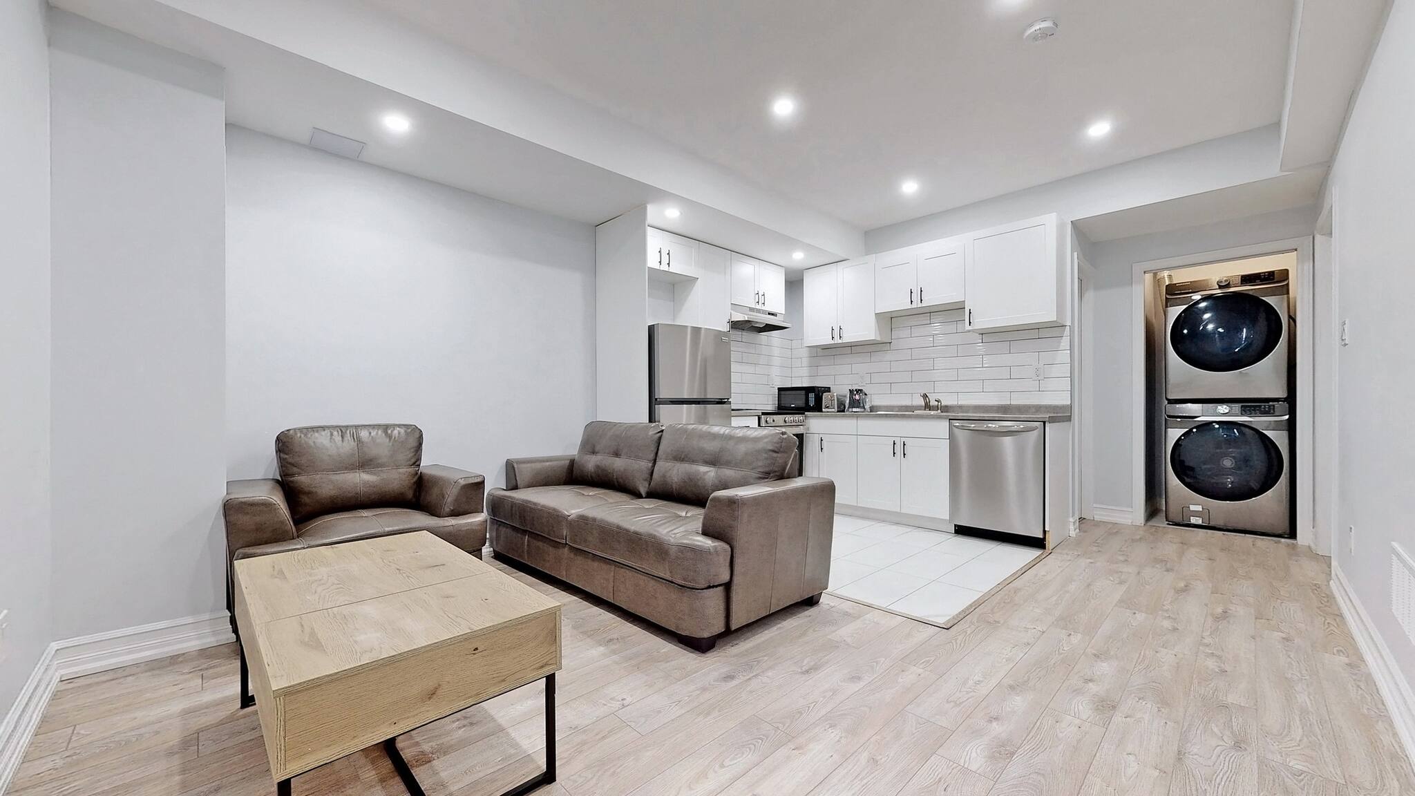 Charming 2- Bedroom With Free Parking Space - Ajax