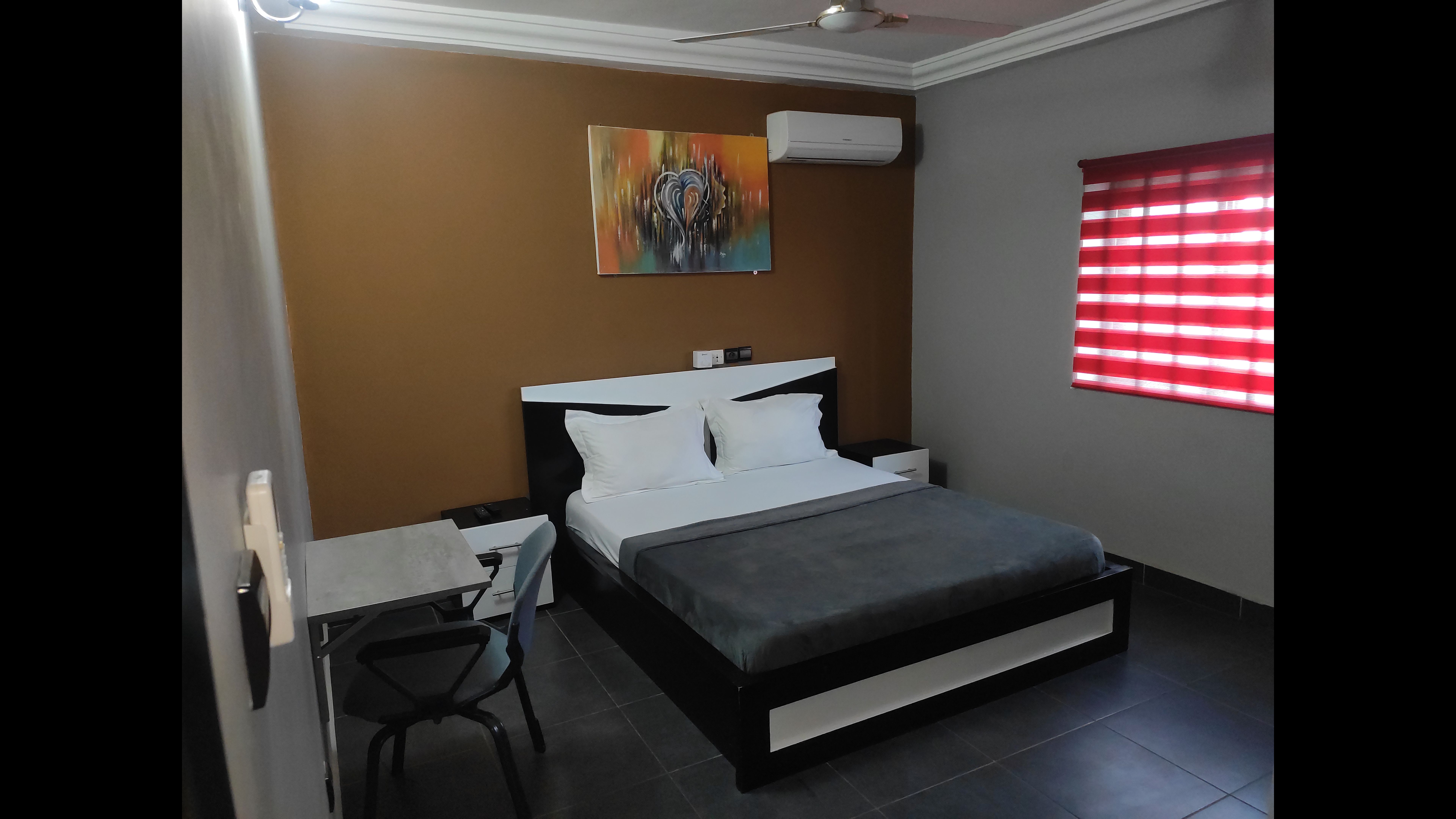 Deluxe Double Bed In Royal Blue Guest House And Bar 02 - Lomé