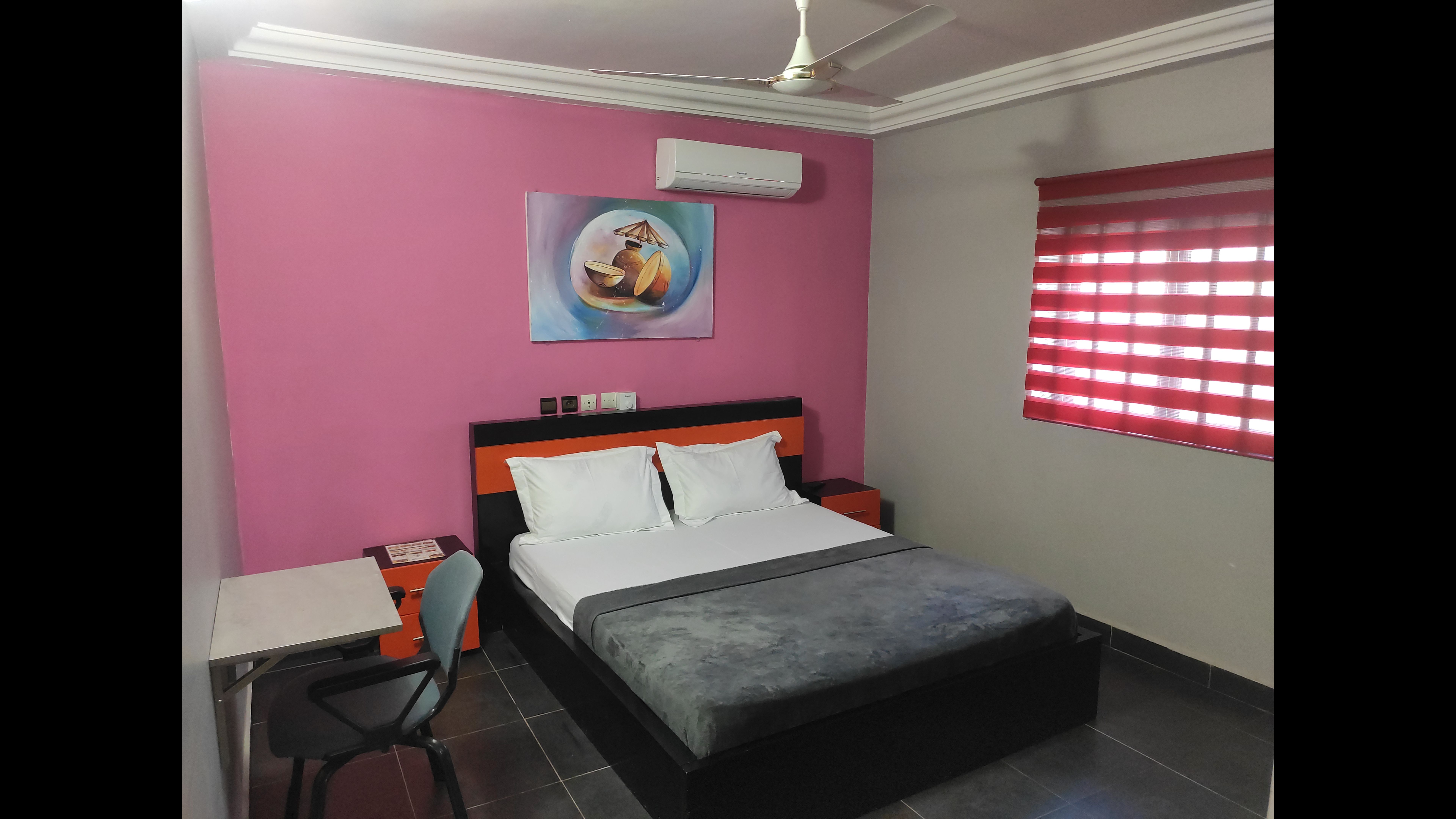 Deluxe Double Bed In Royal Blue Guest House And Bar - 02 - Lomé