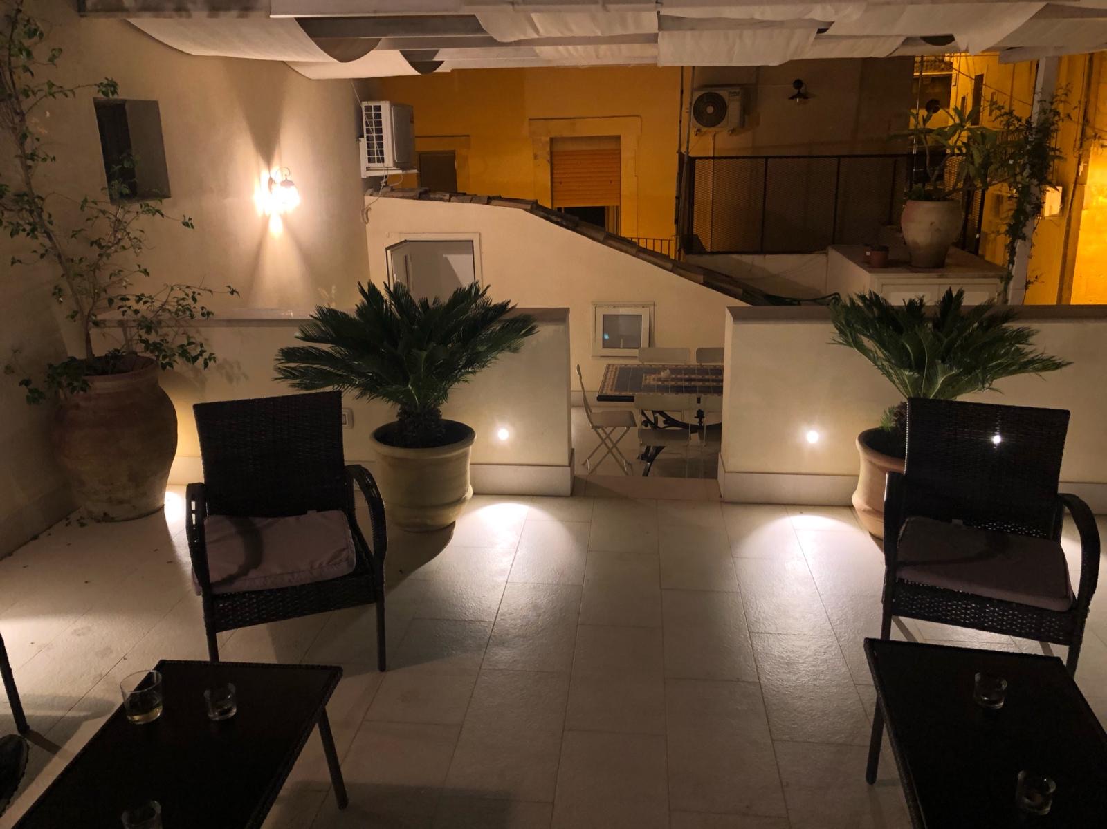 Encantadora Casa De 2 Dormitorios Con Terraza En La Azotea En El Corazón De Noto, Sicilia. - Noto