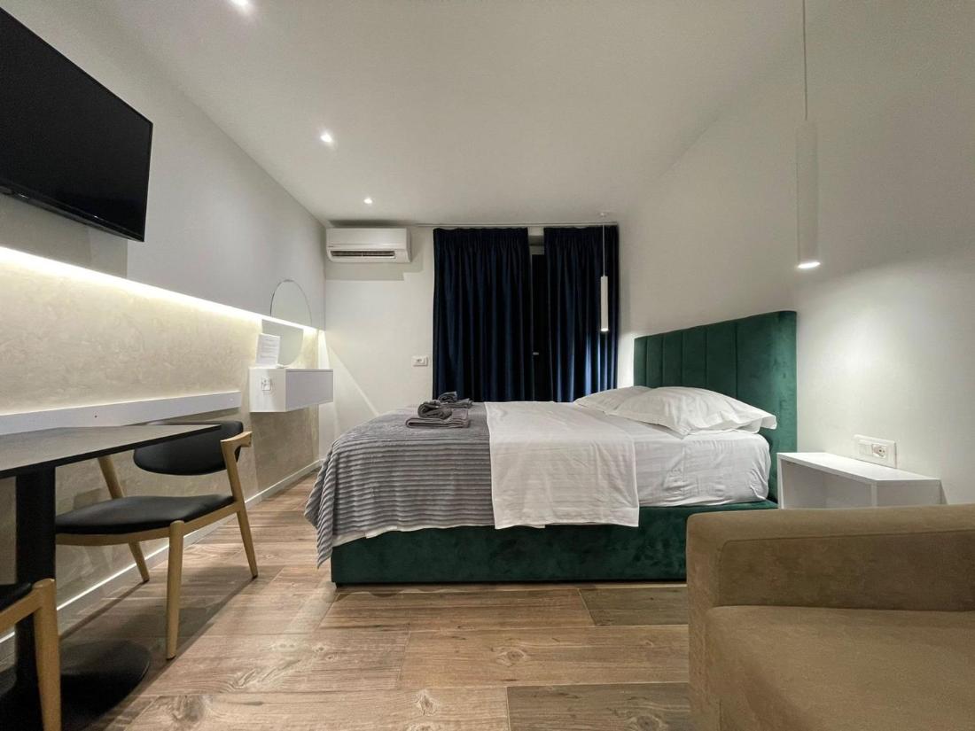 Le Petit Central Studio Apartments - Tirana