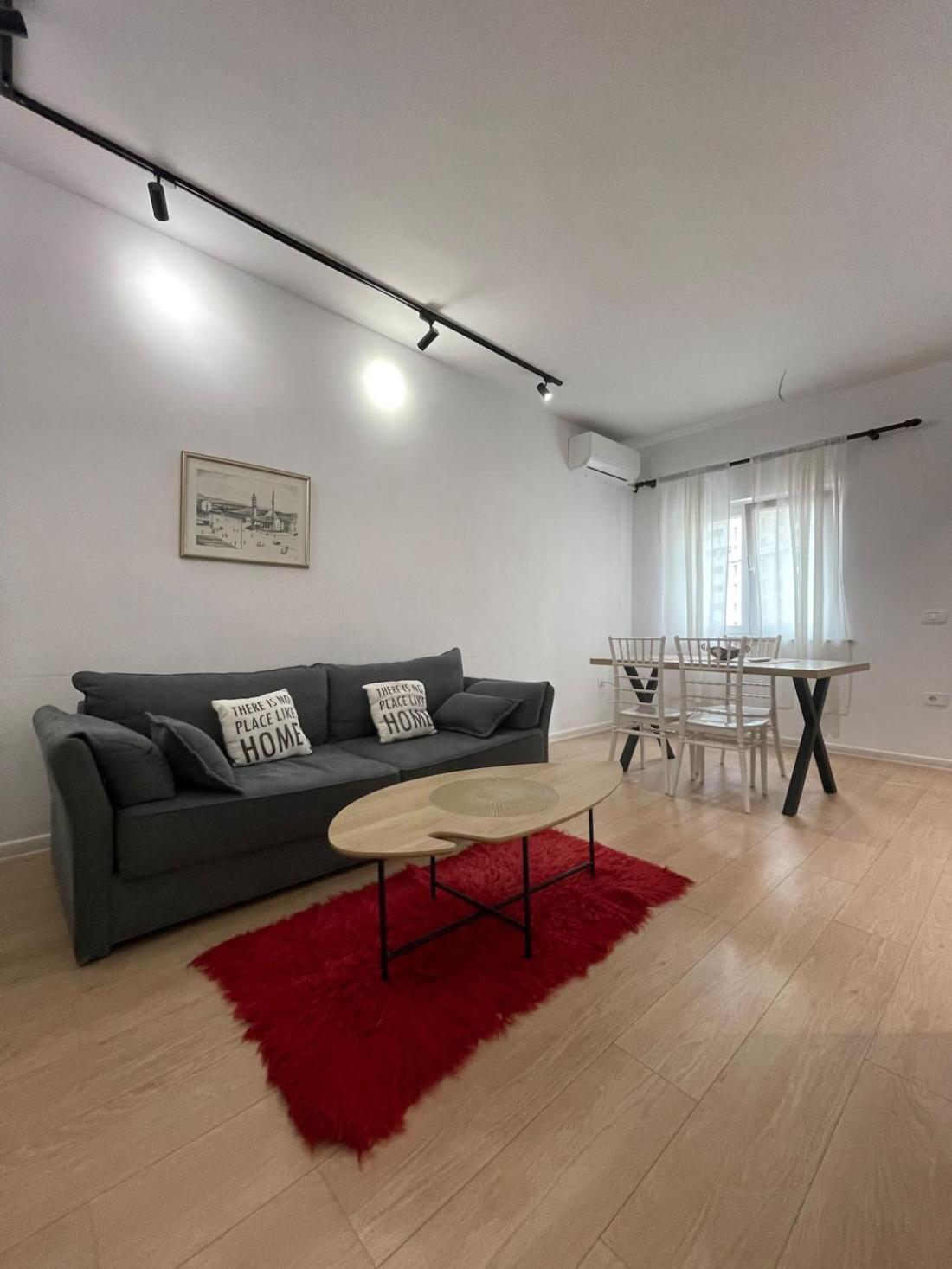 Kadare City-center Apartment Mit Balkon - Tirana