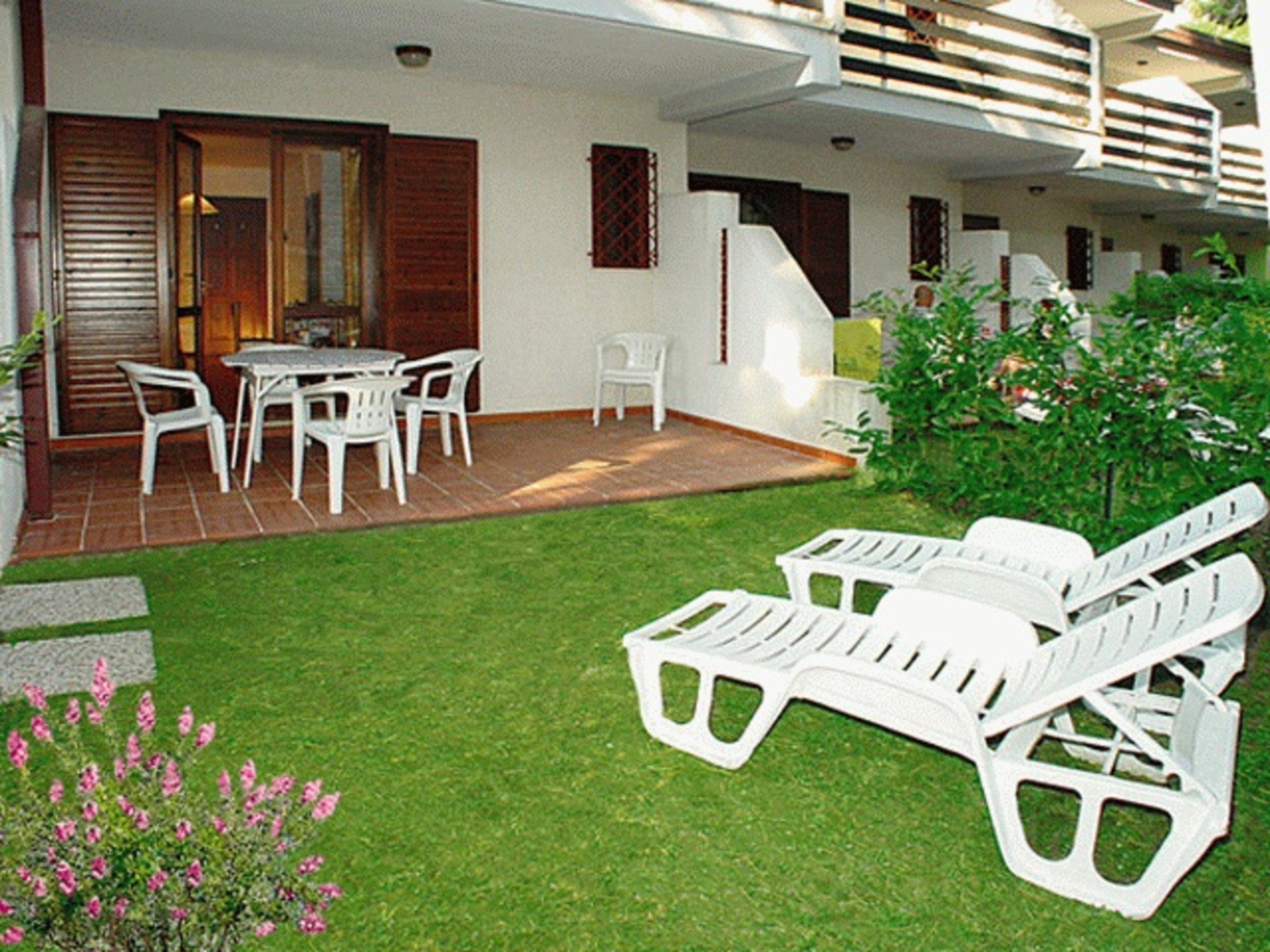 Schönes Reihenhaus Mit Garten Für 8 Gäste In Lignano Pineta - Lignano Sabbiadoro