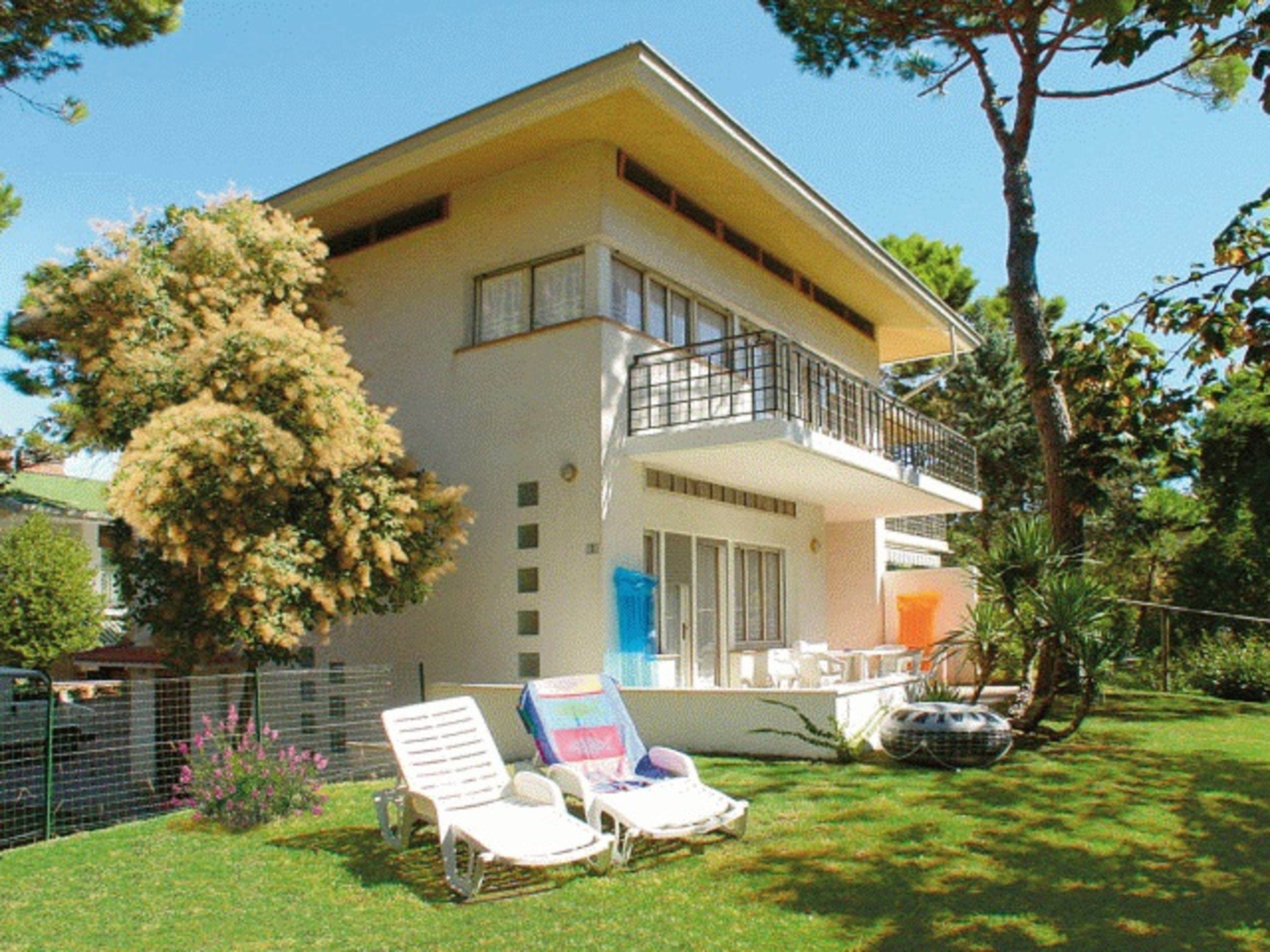 Villa Für 8 Gäste Mit Privatem Eingezäunten Garten In Lignano Pineta - Lignano Pineta