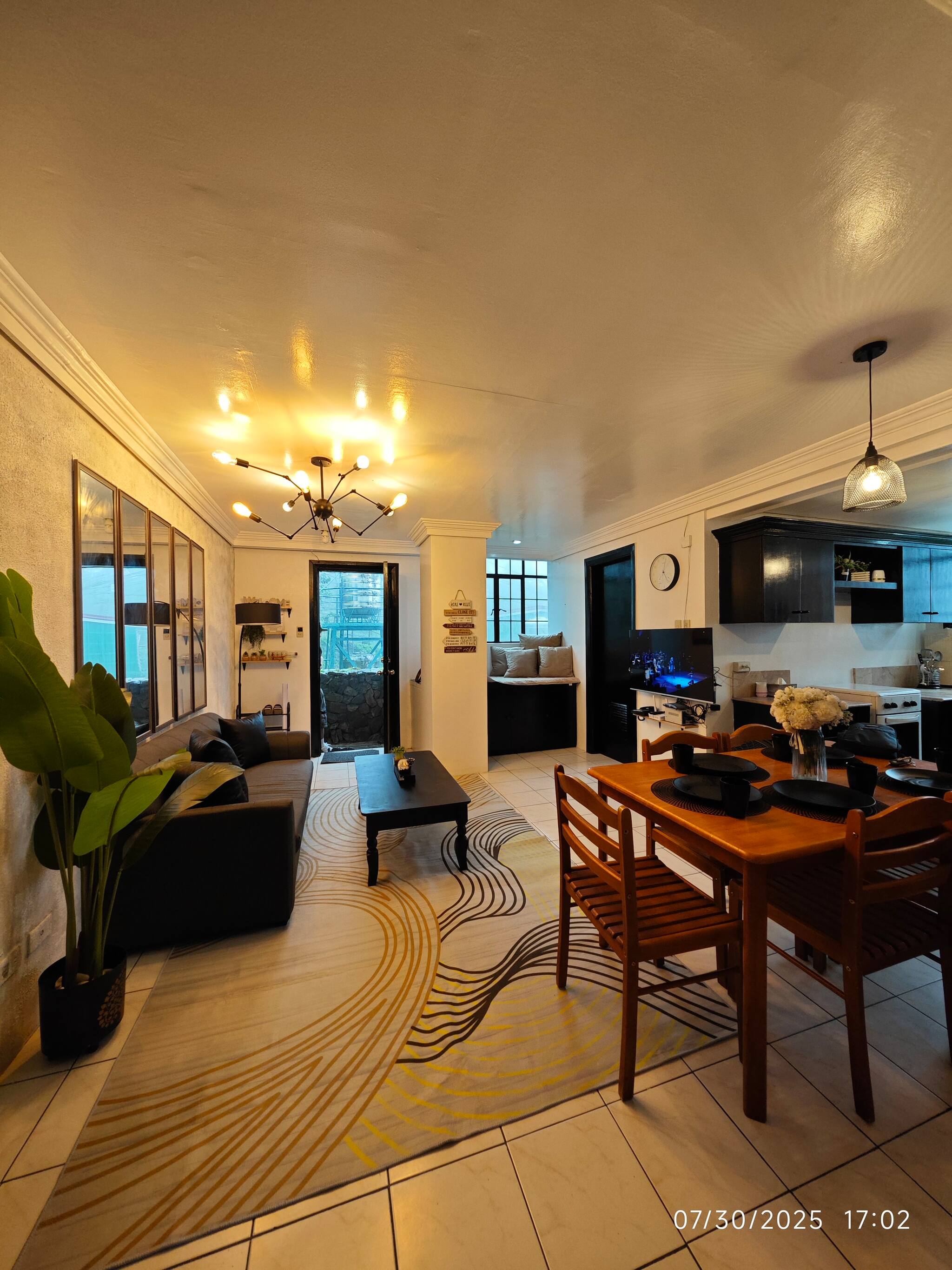 Luxhomme Guesthouse With Balcony - Baguio