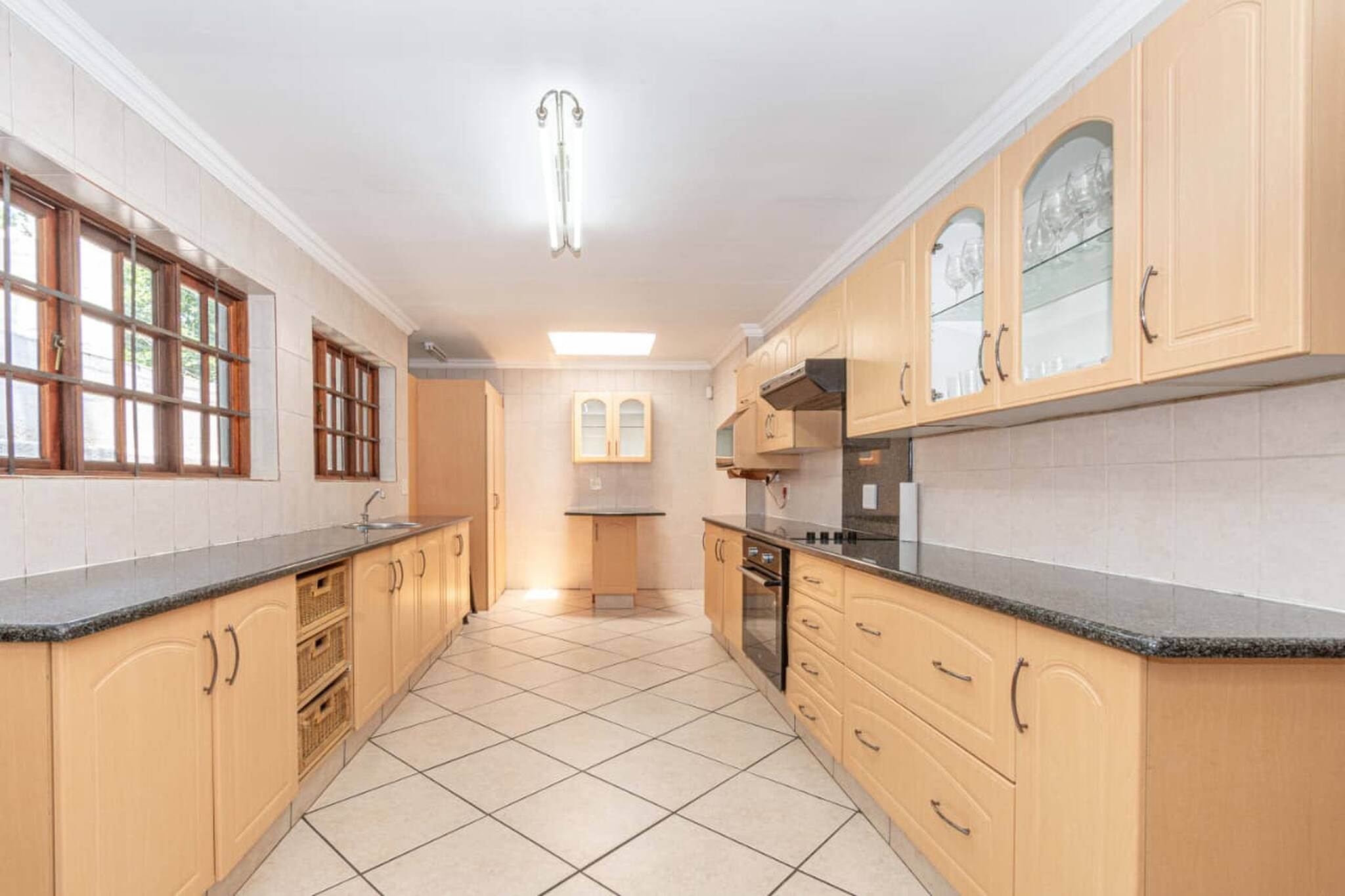 Super Spacious Fun Home! With Pool, Den And Bar - Randburg