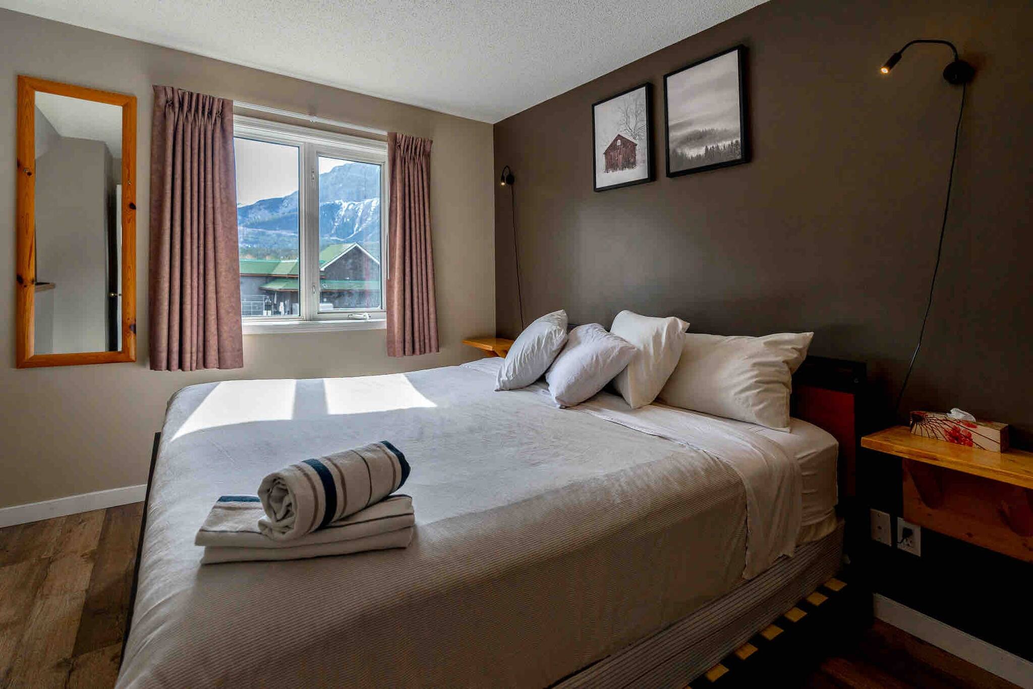 Mountain View 3br Loft Walk To Dt King Fireplace - Canmore