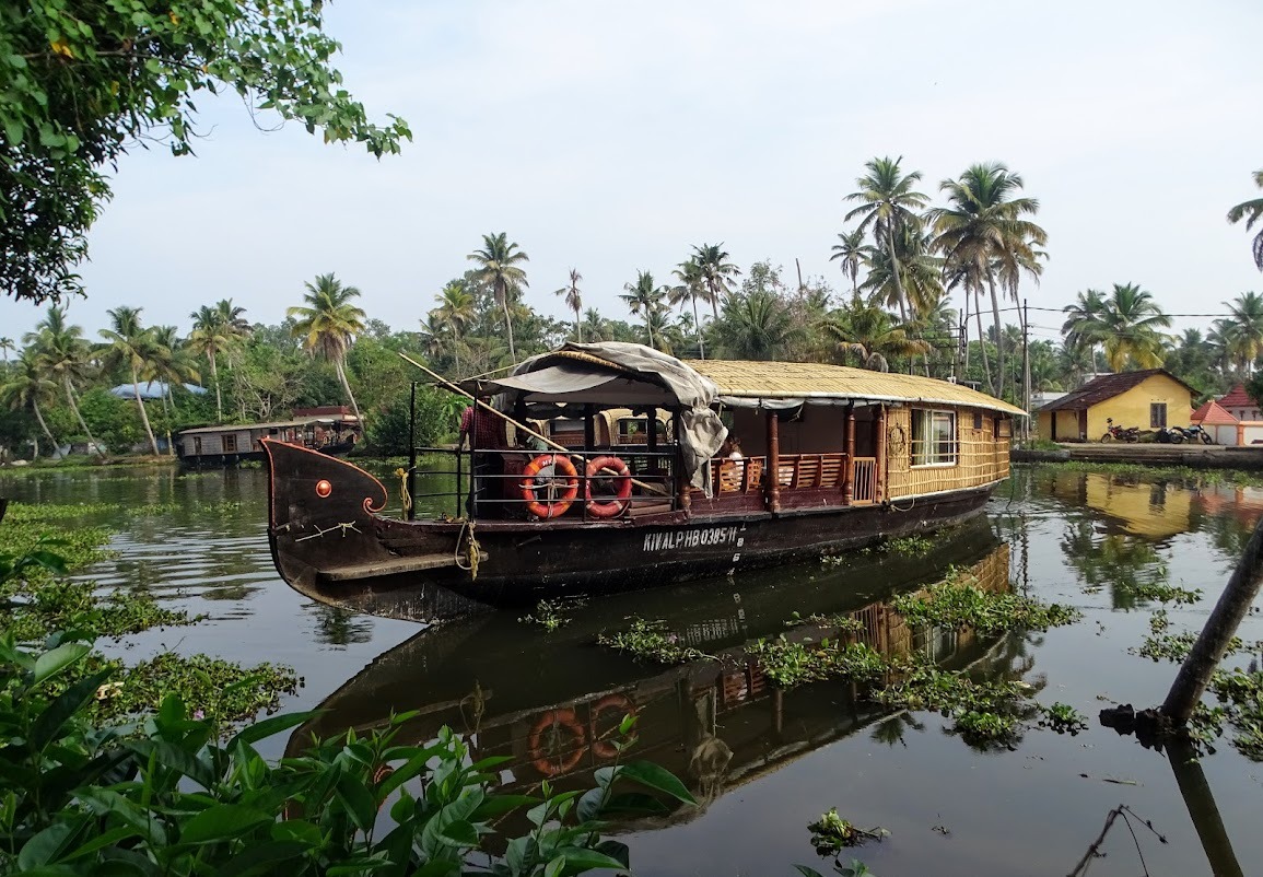 One Bed Room Houseboat - Kumarakom