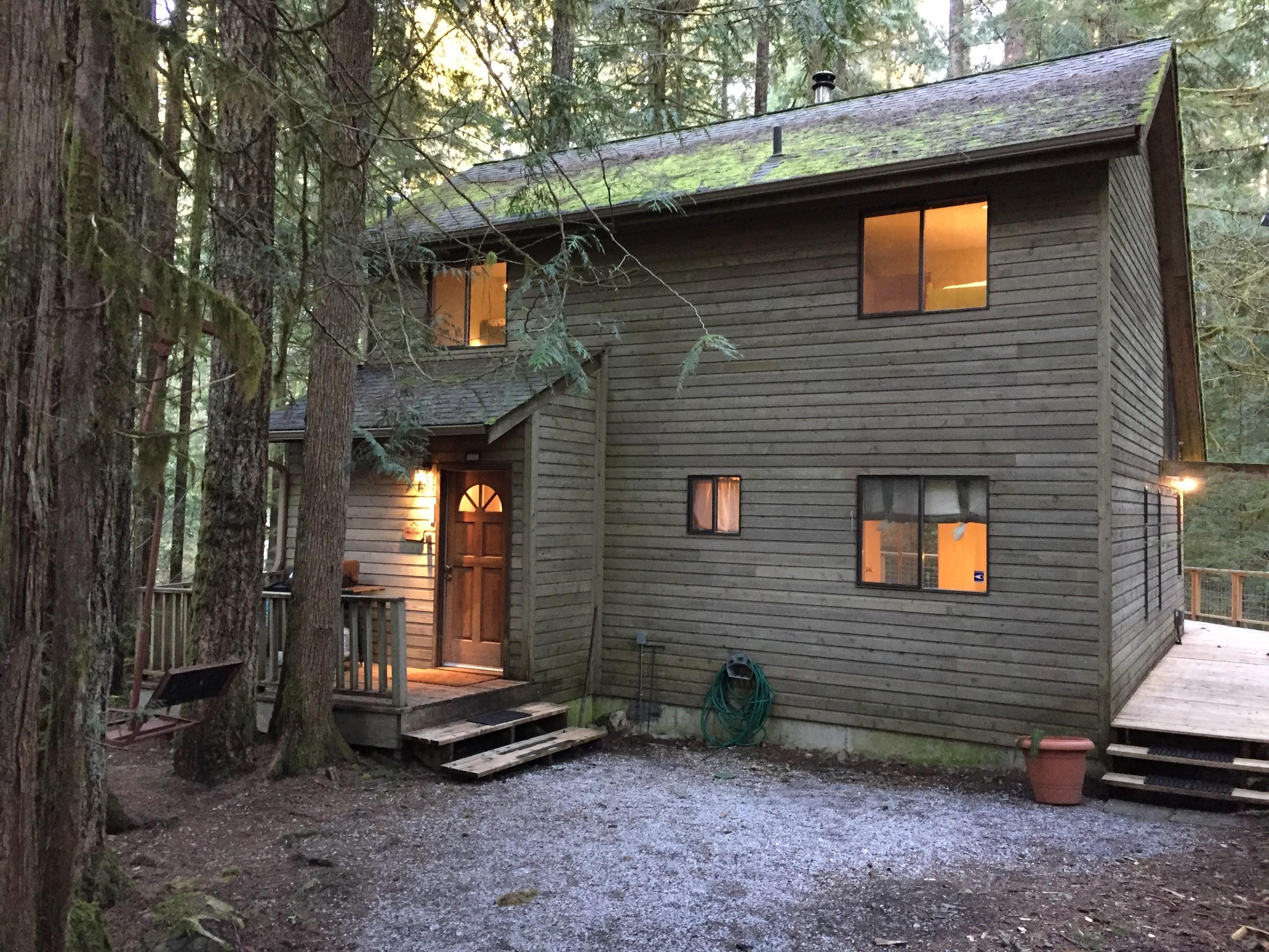 A 2-story, 3-bedroom Traditional Family Ski Chalet - Glacier, WA