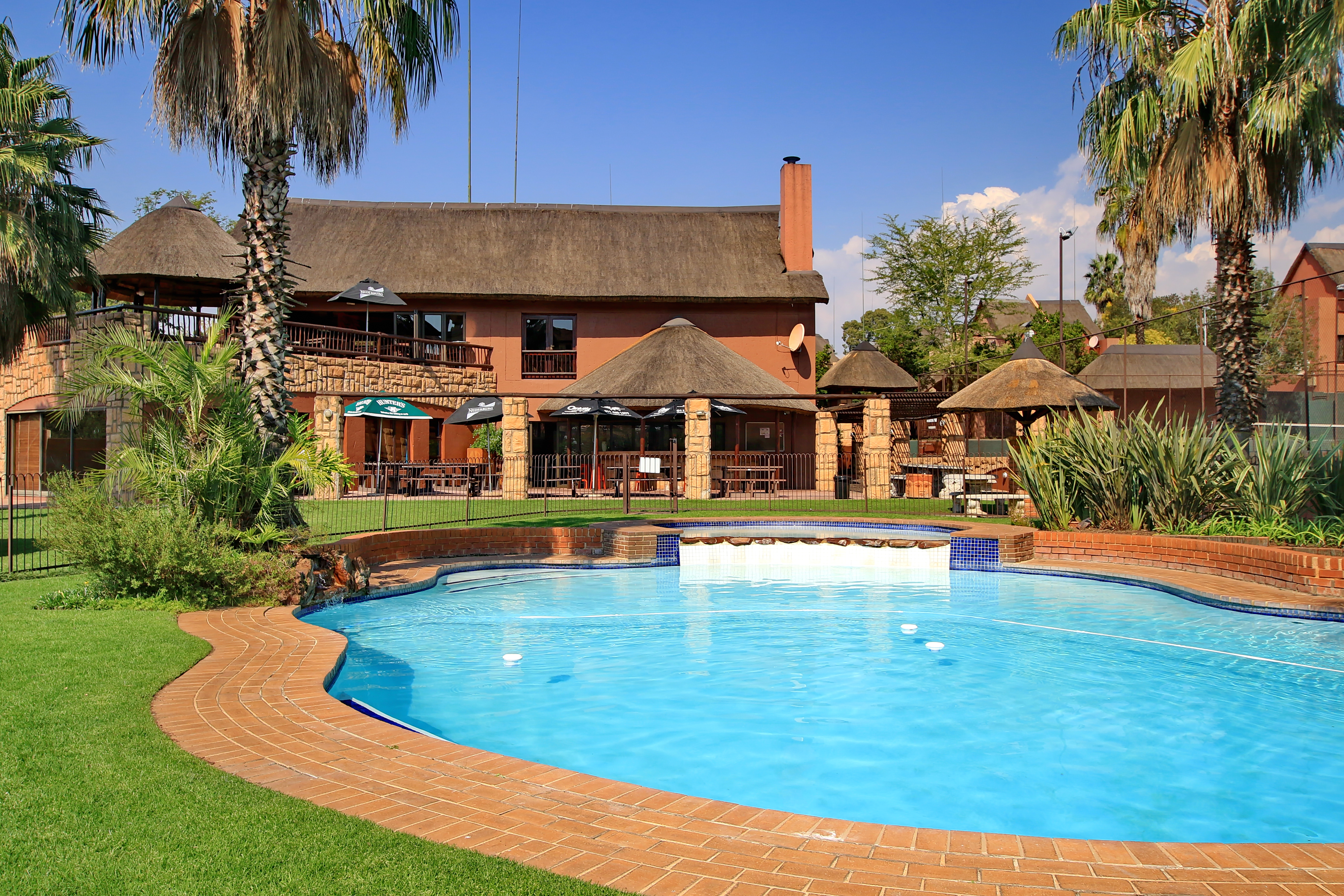Exquisite 2 Bedroom Garden Townhouse In The Heart Of Fourways,sandton - Sandton