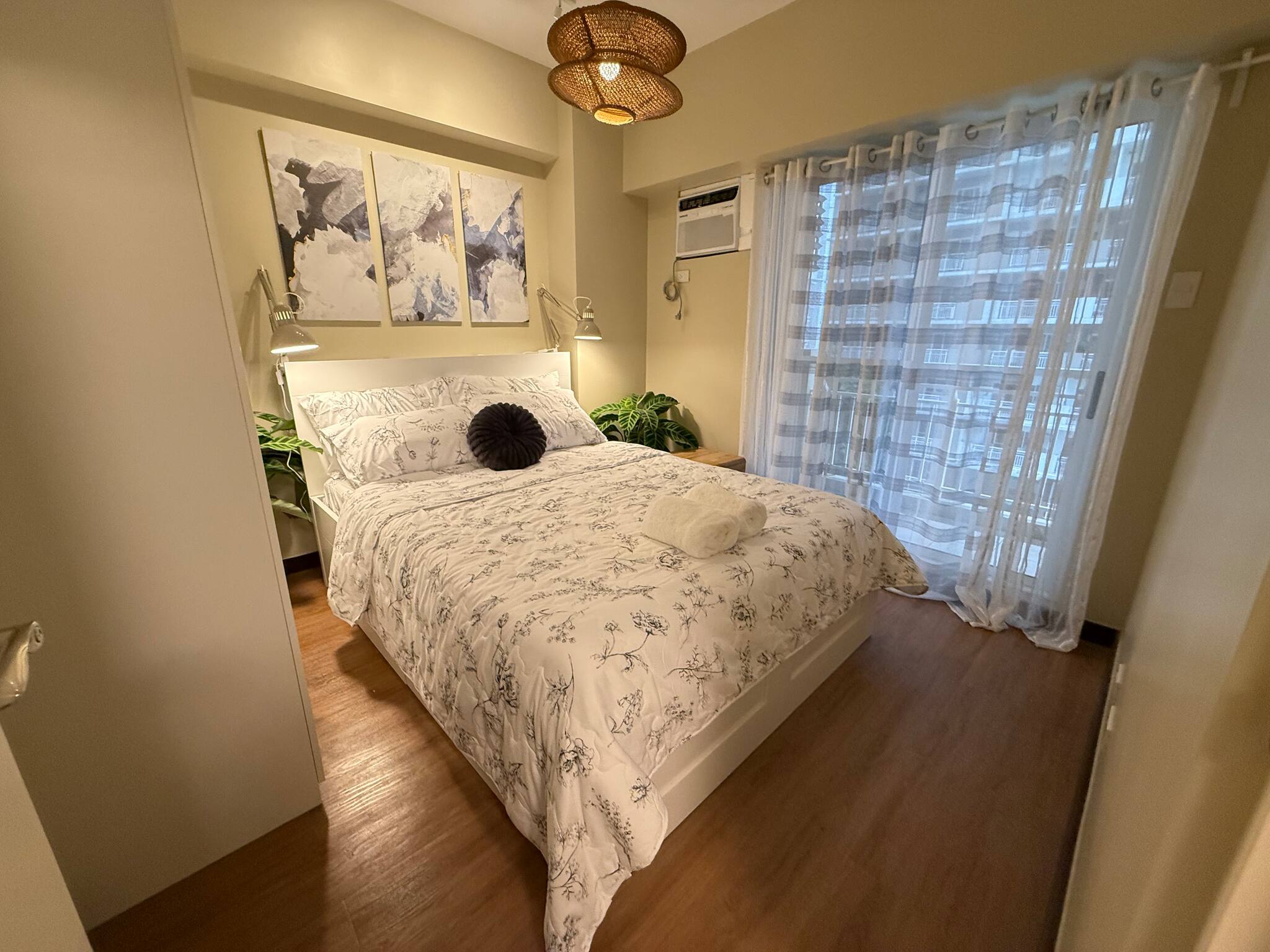Aesthetic Cozy Apartment Condo With Pool Balcony & Deck - Makati