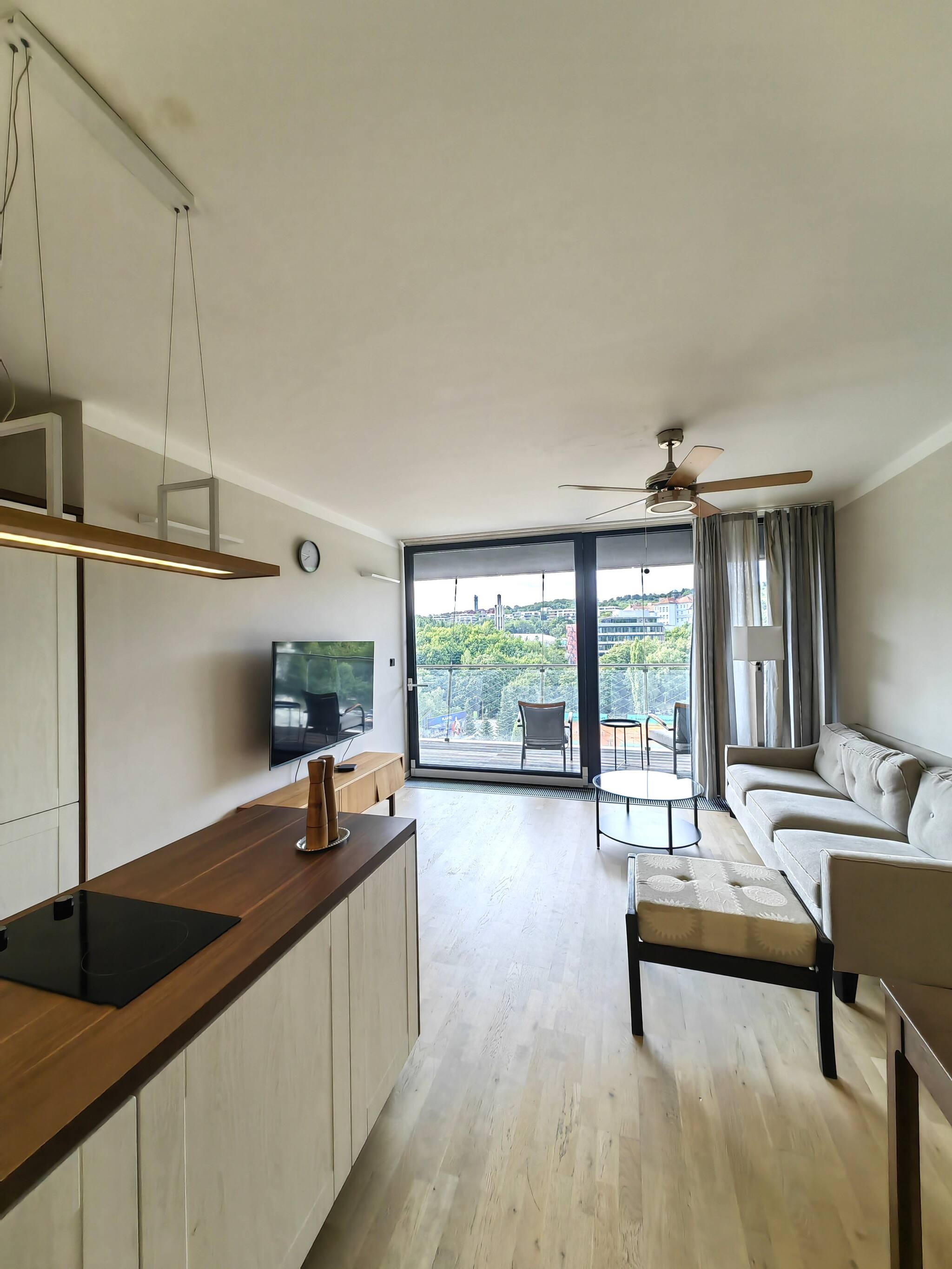 Apartamento Moderno En Smichov Con Aparcamiento Gratuito Y Balcón Amplio. A 10 Minutos En Metro Del Centro. - Praga