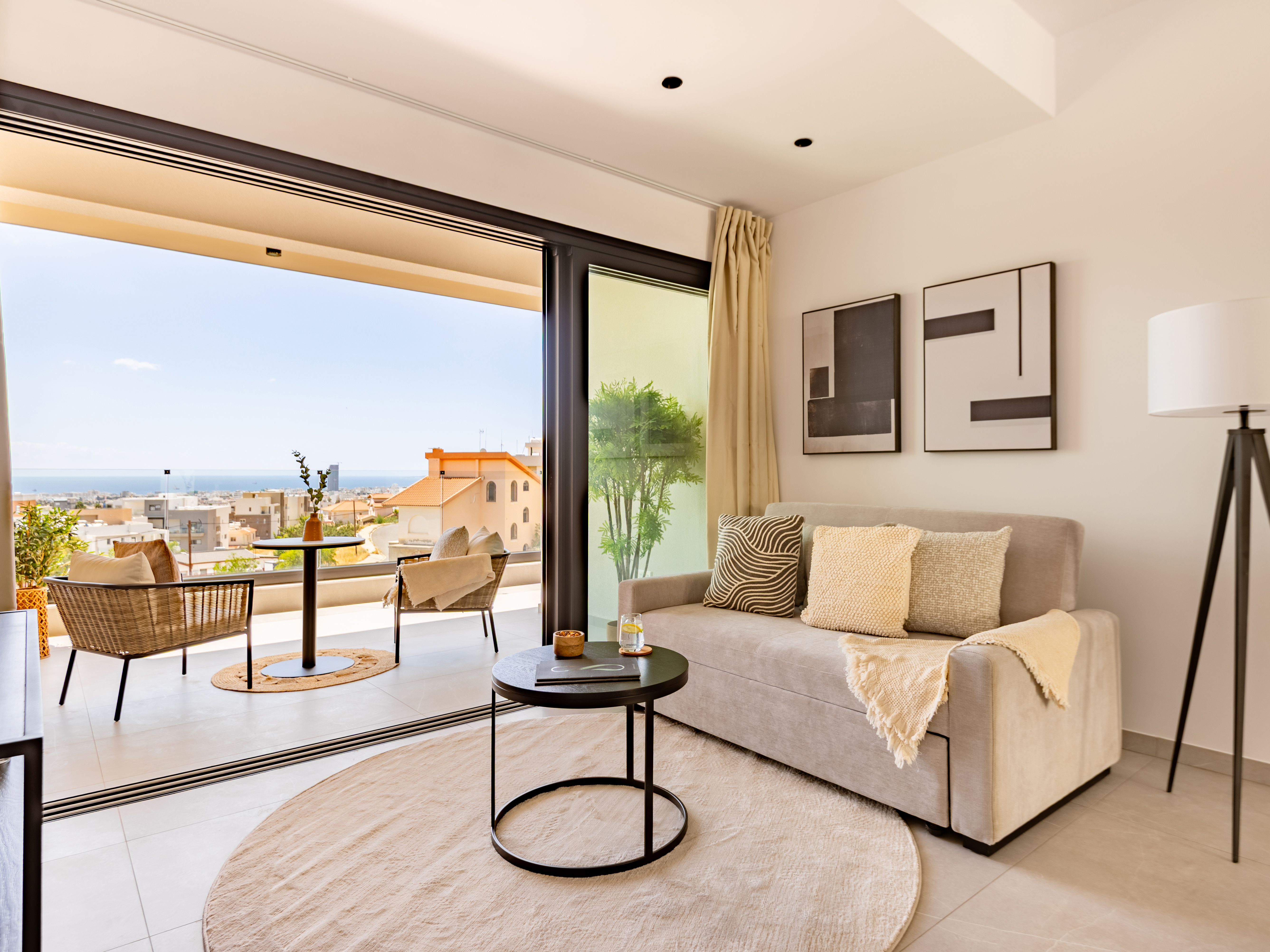 Sanders Eduardovich - Great 2-bdr With Balcony - Меса Гитонья
