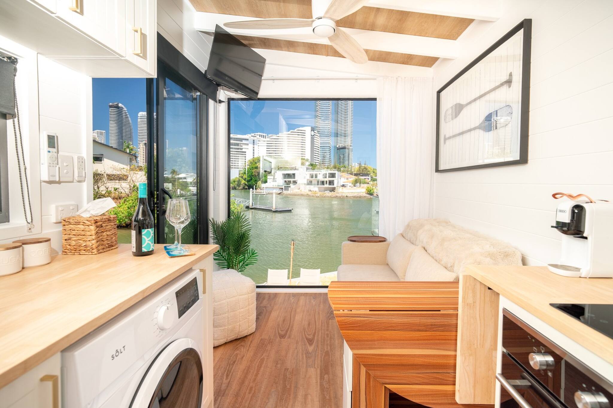 Tiny Home In The Heart Of Broadbeach - River & Skyline Views! -
