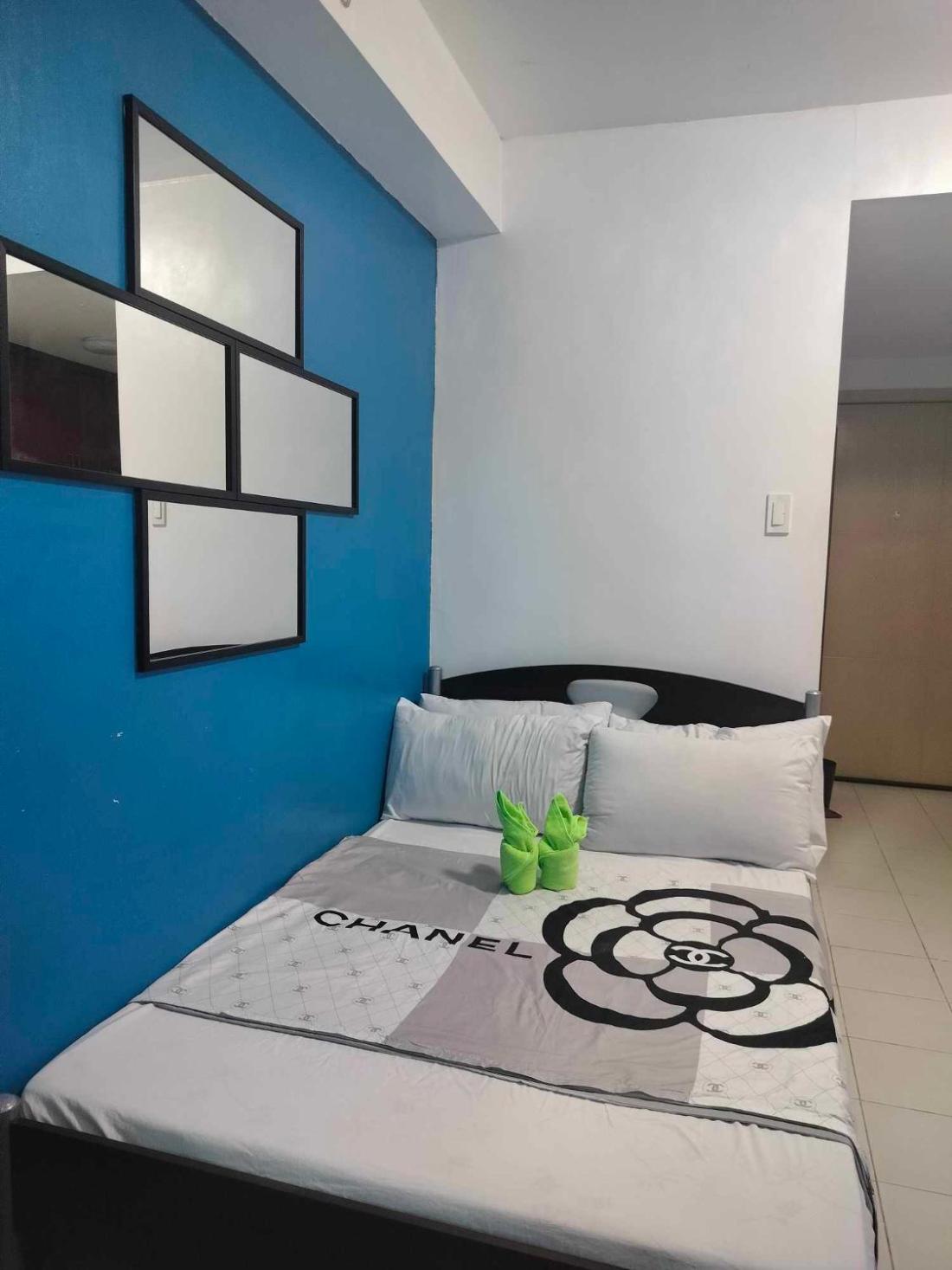 Modern Condo In Quezon City With Private Pool And City Views - Manila
