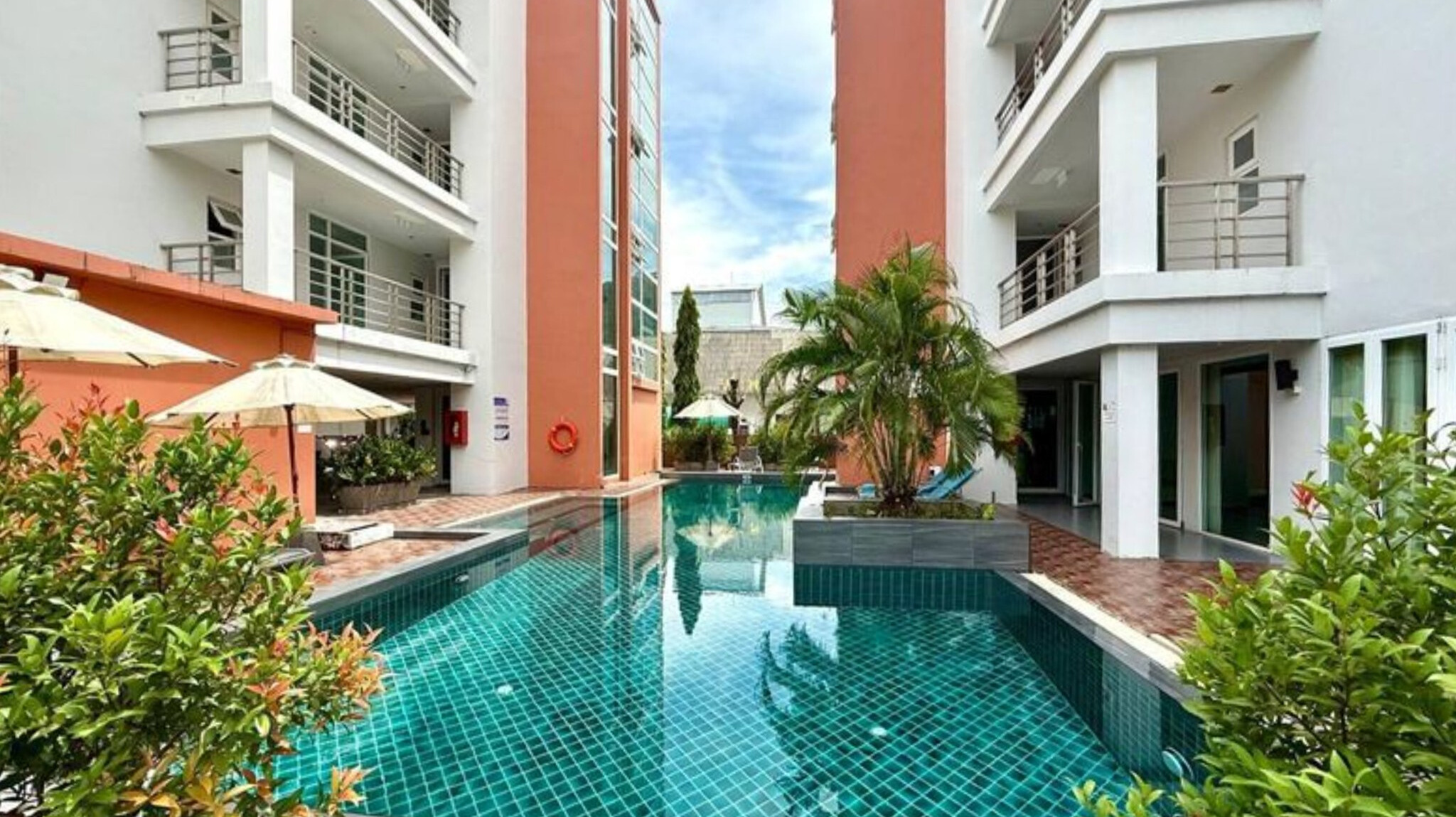 Palace - Spacious 1 Bedroom Condo With Shared Pool - Patong Beach