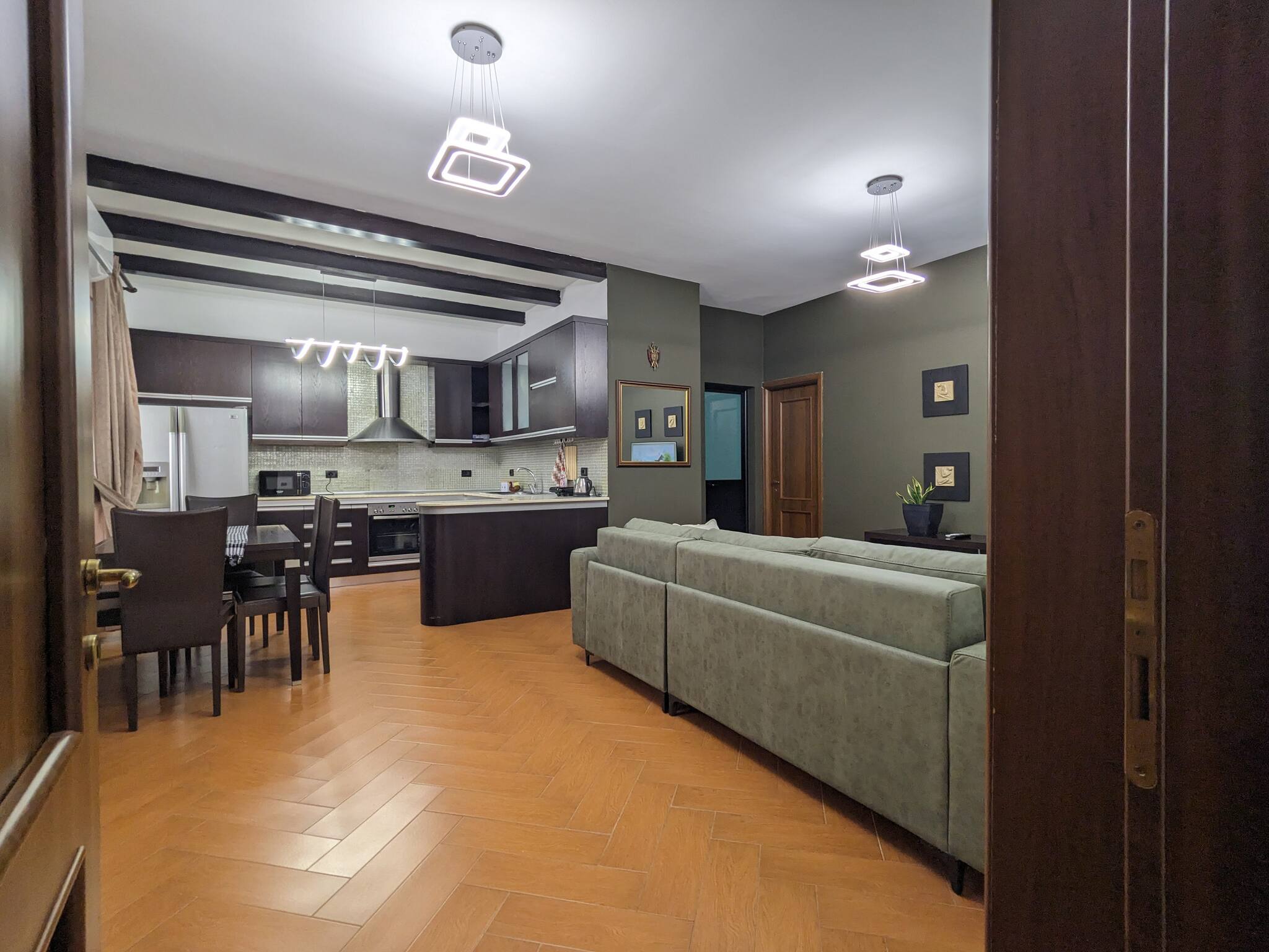 Villa Classica Spaziosa In Centro Città, Parcheggio Gratuito - Tirana