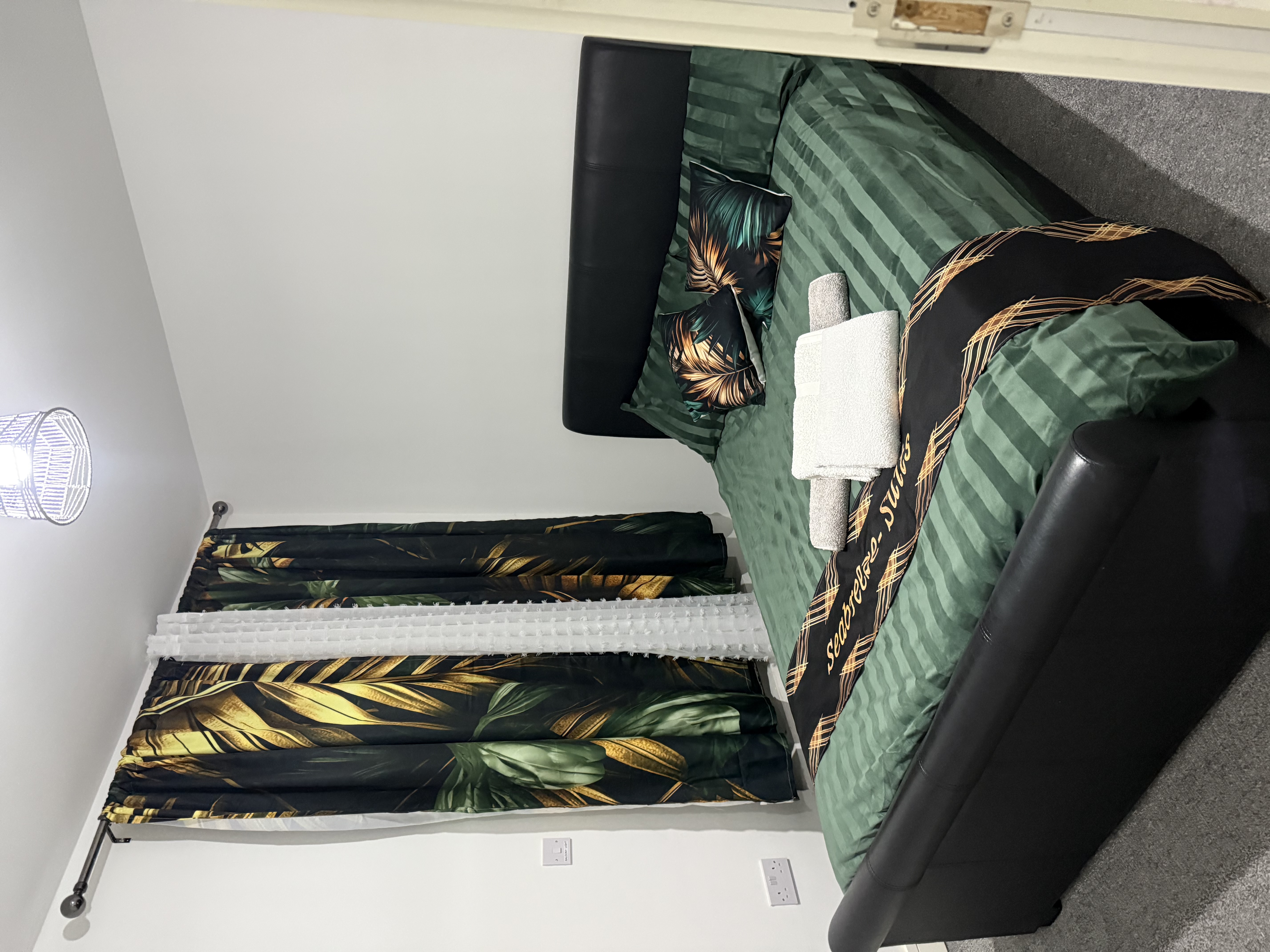 2 Bedroom Luxury Apartment With Balcony - Boscombe