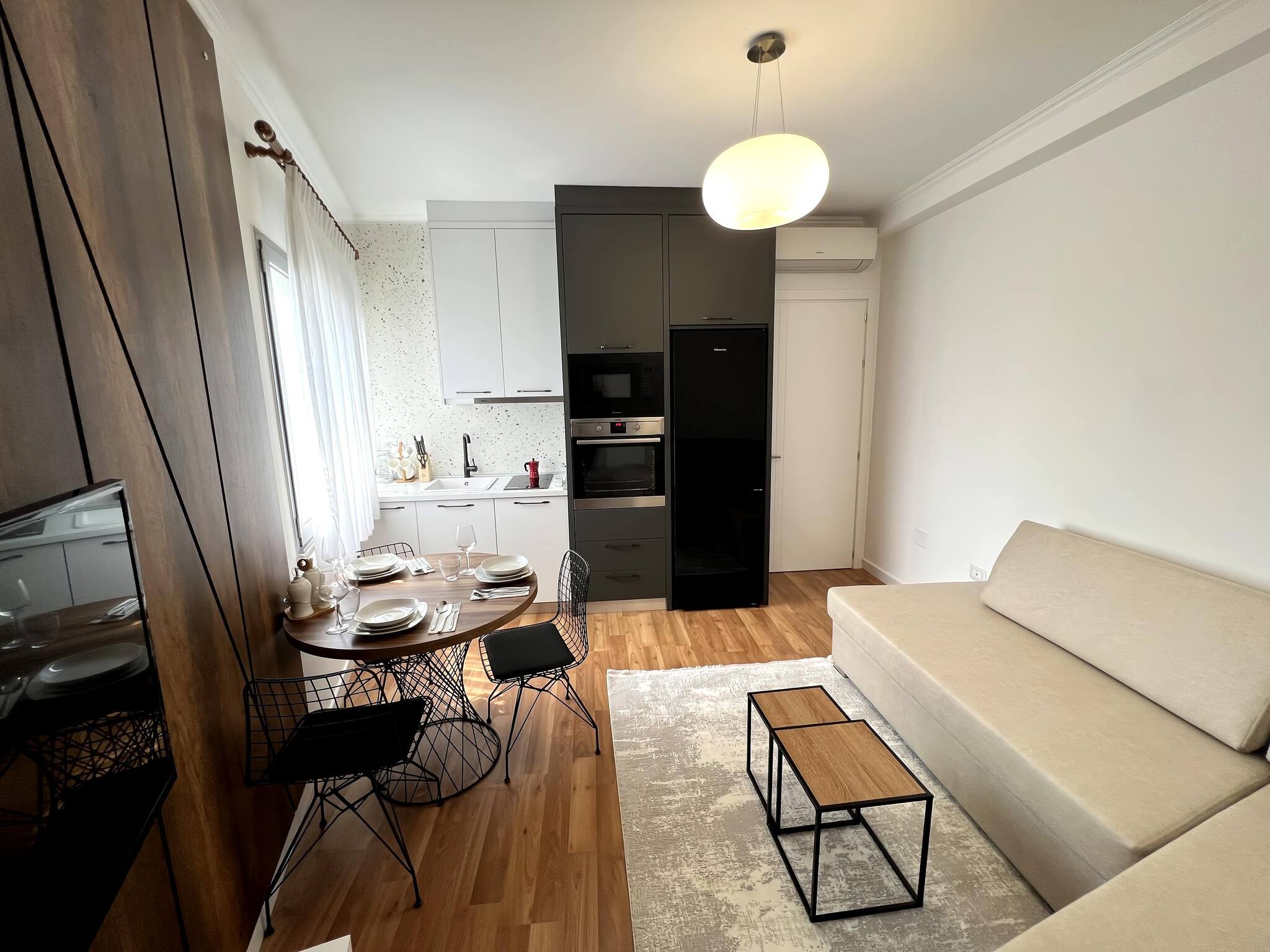 Charming Tiranë Apartment In The Heart Of The City - 티라나
