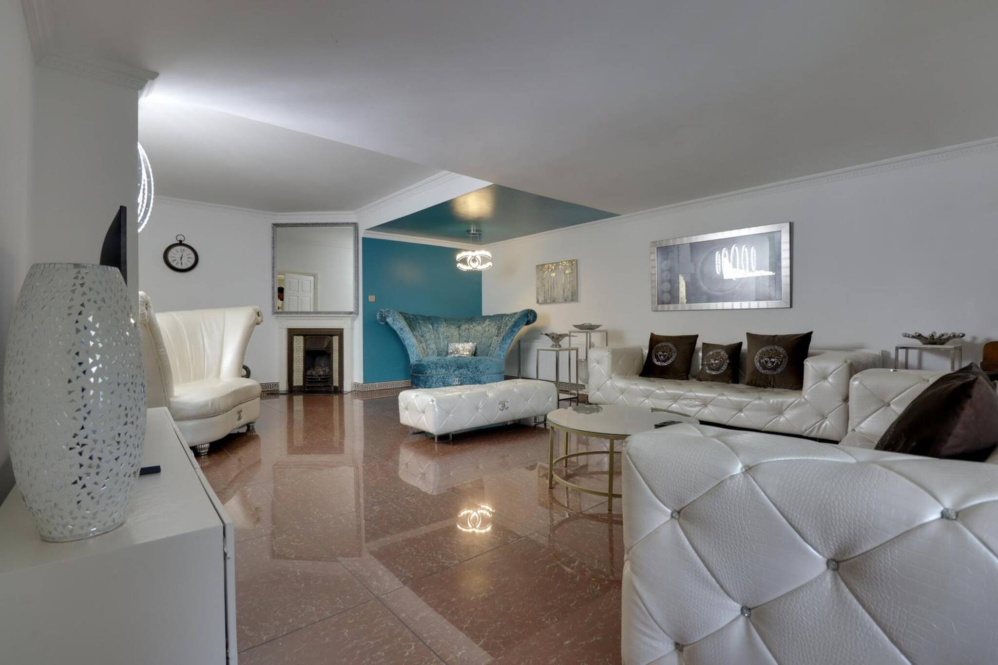 Luxurious West London Retreat With Hot Tubs & Easy Access To Central London - London, UK