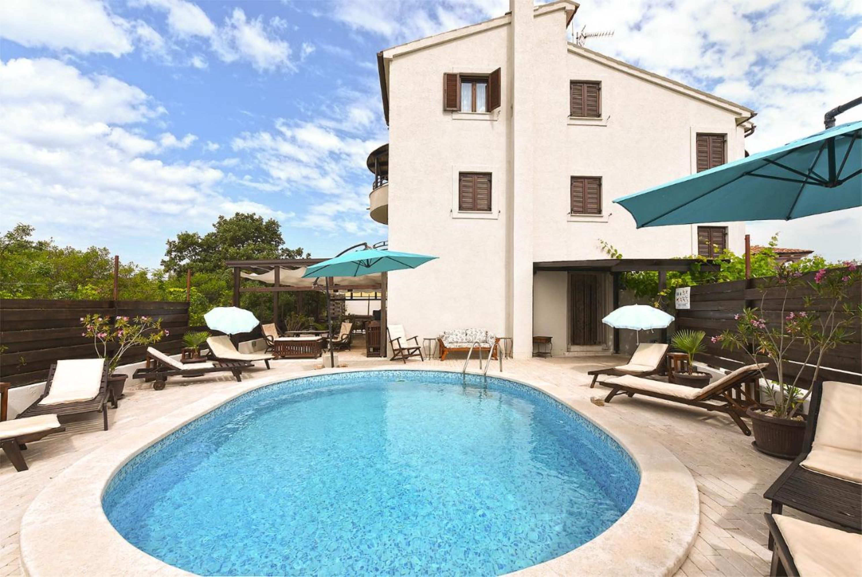 Charming Flat With Shared Pool - Bale