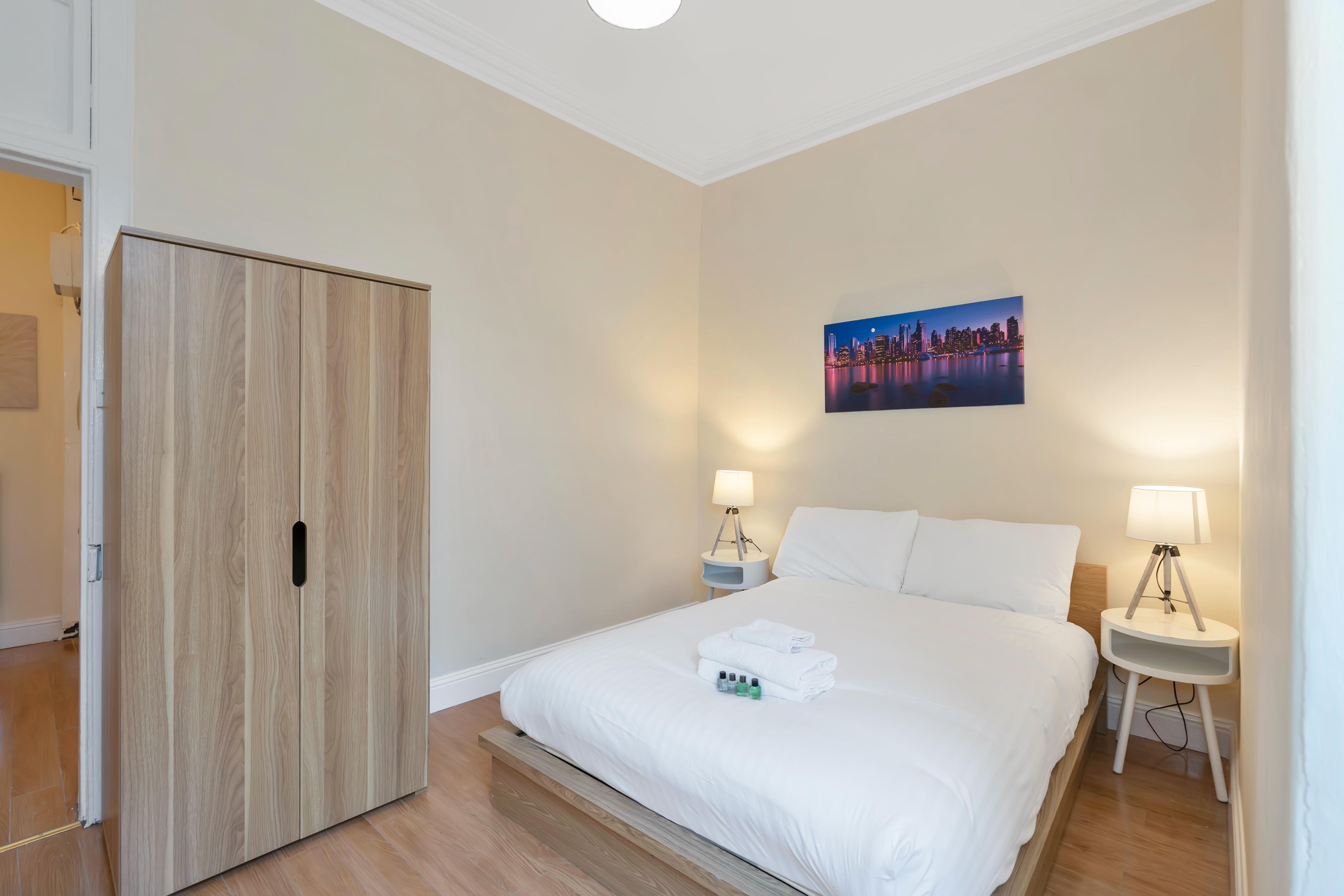 Charming City View Apartment With Modern Comforts - Edinburgh, UK