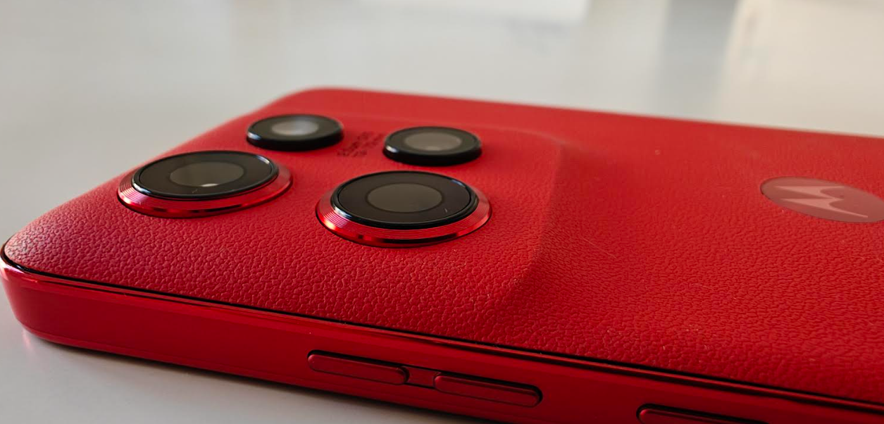 Test og pris på Motorola Edge 50 Neo: Elegant kraftpakke - Mobilpriser.dk