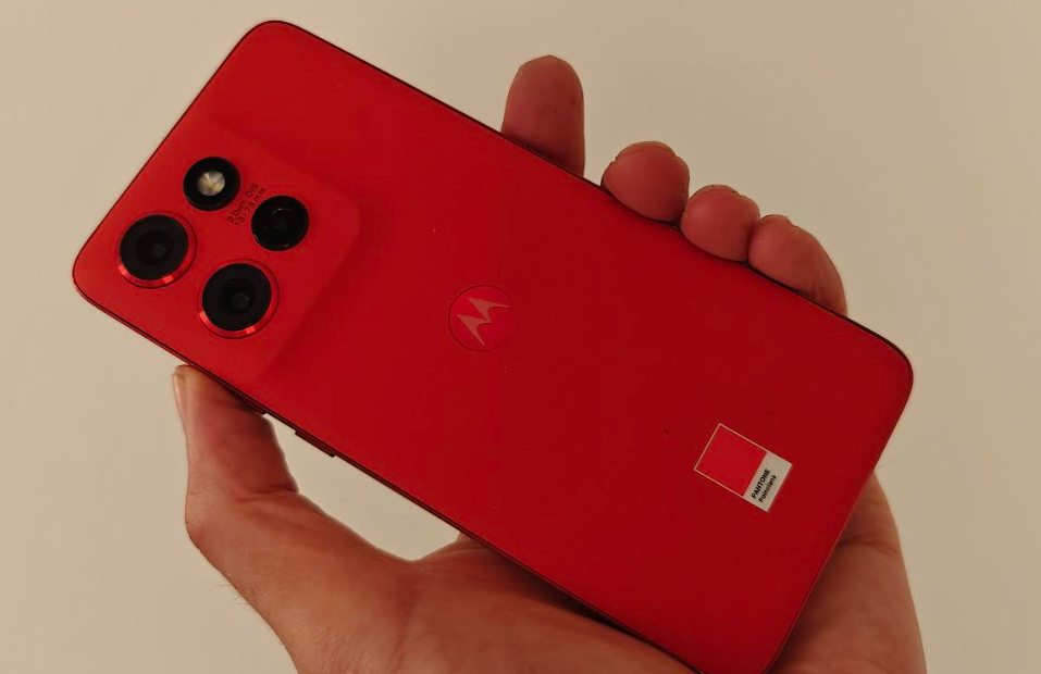 Test og pris på Motorola Edge 50 Neo: Elegant kraftpakke - Mobilpriser.dk