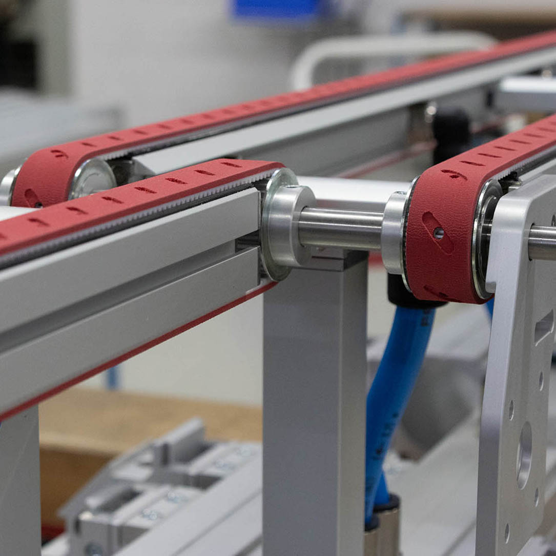 Synchronous vacuum conveyors